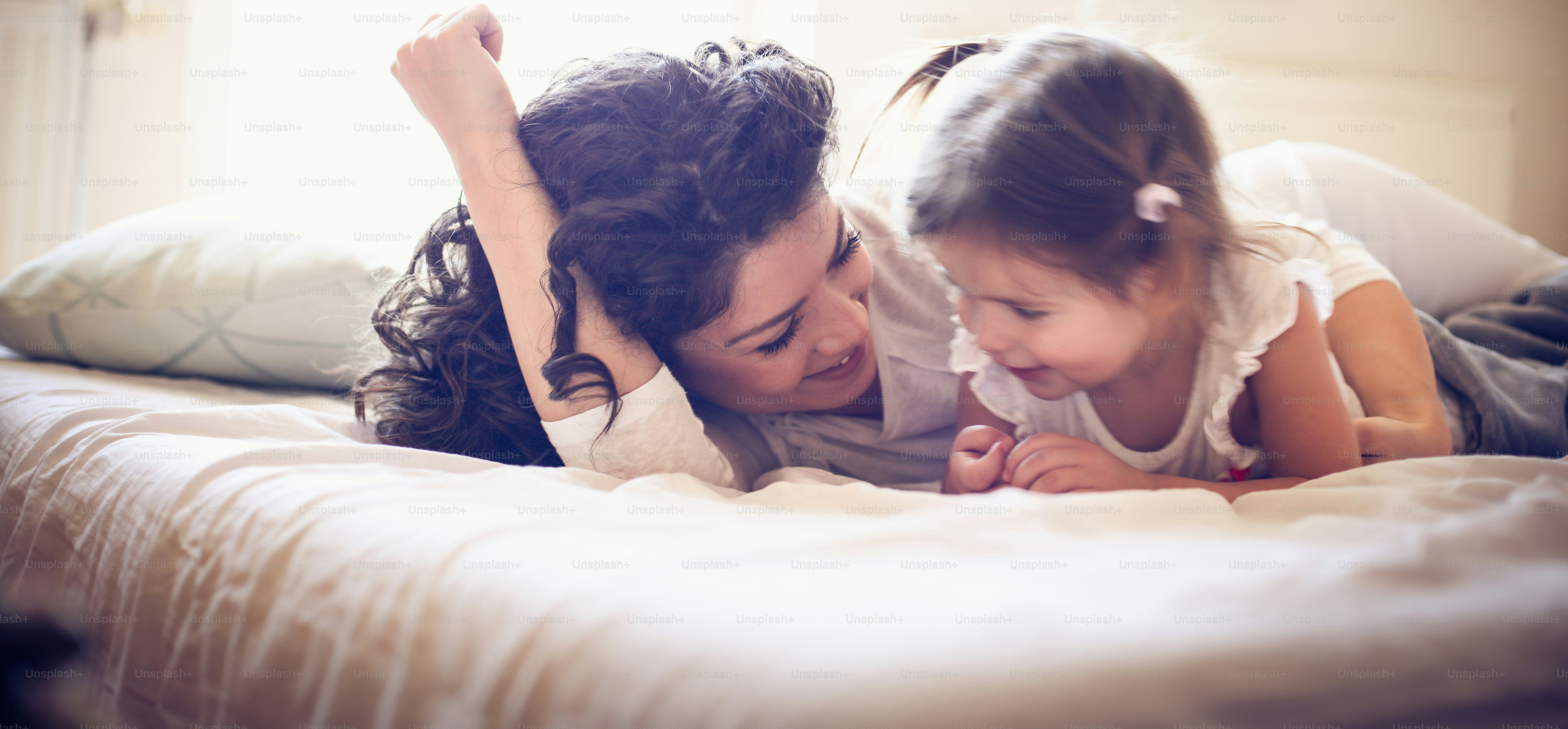 Mi Amor Y Mi Sol Feliz Joven Madre Soltera Con Su Pequeña Hija Foto