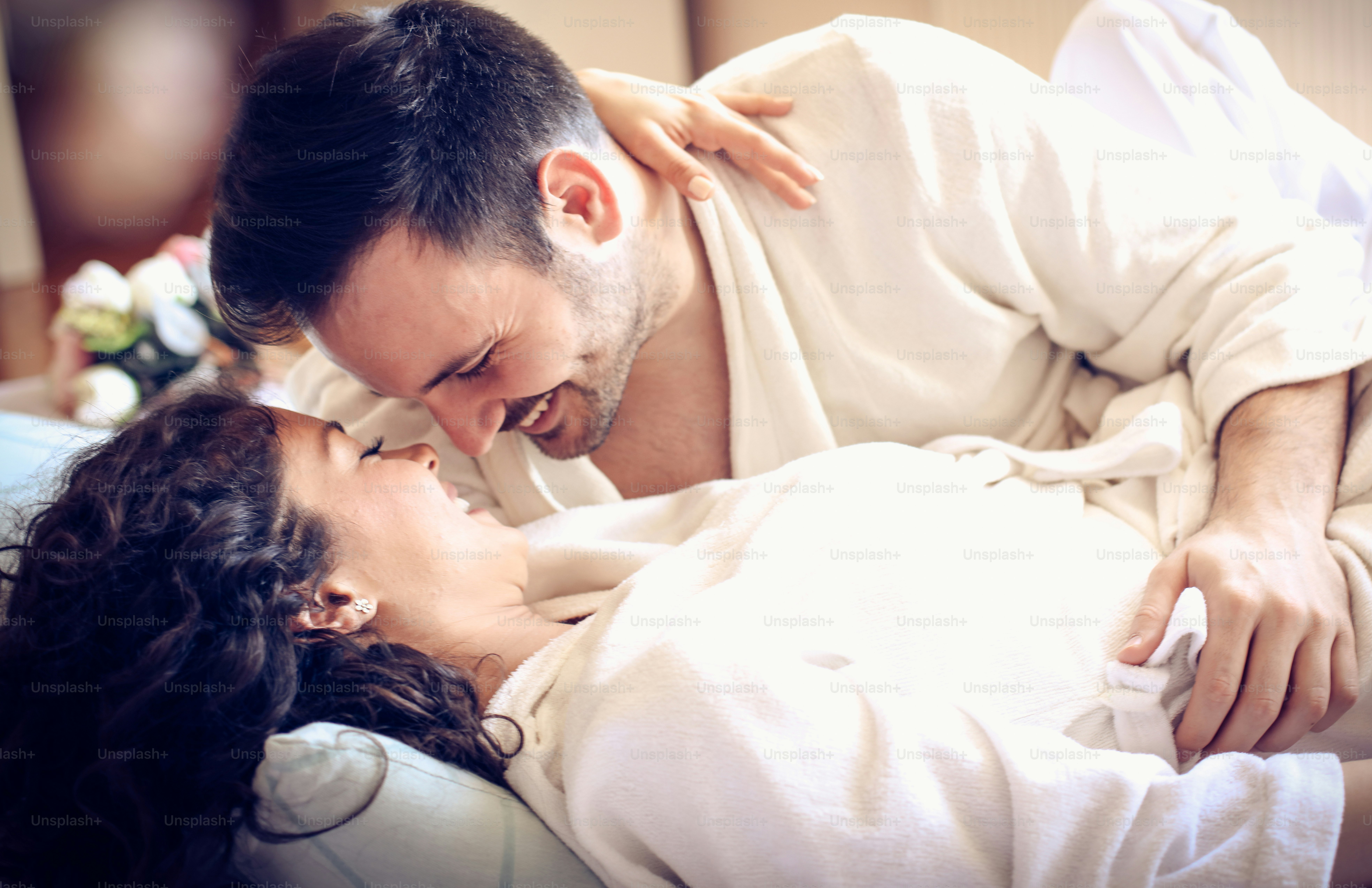 Great foreplay is based on love. Smiling couple in bed. Close up. photo – Serbia Image on Unsplash