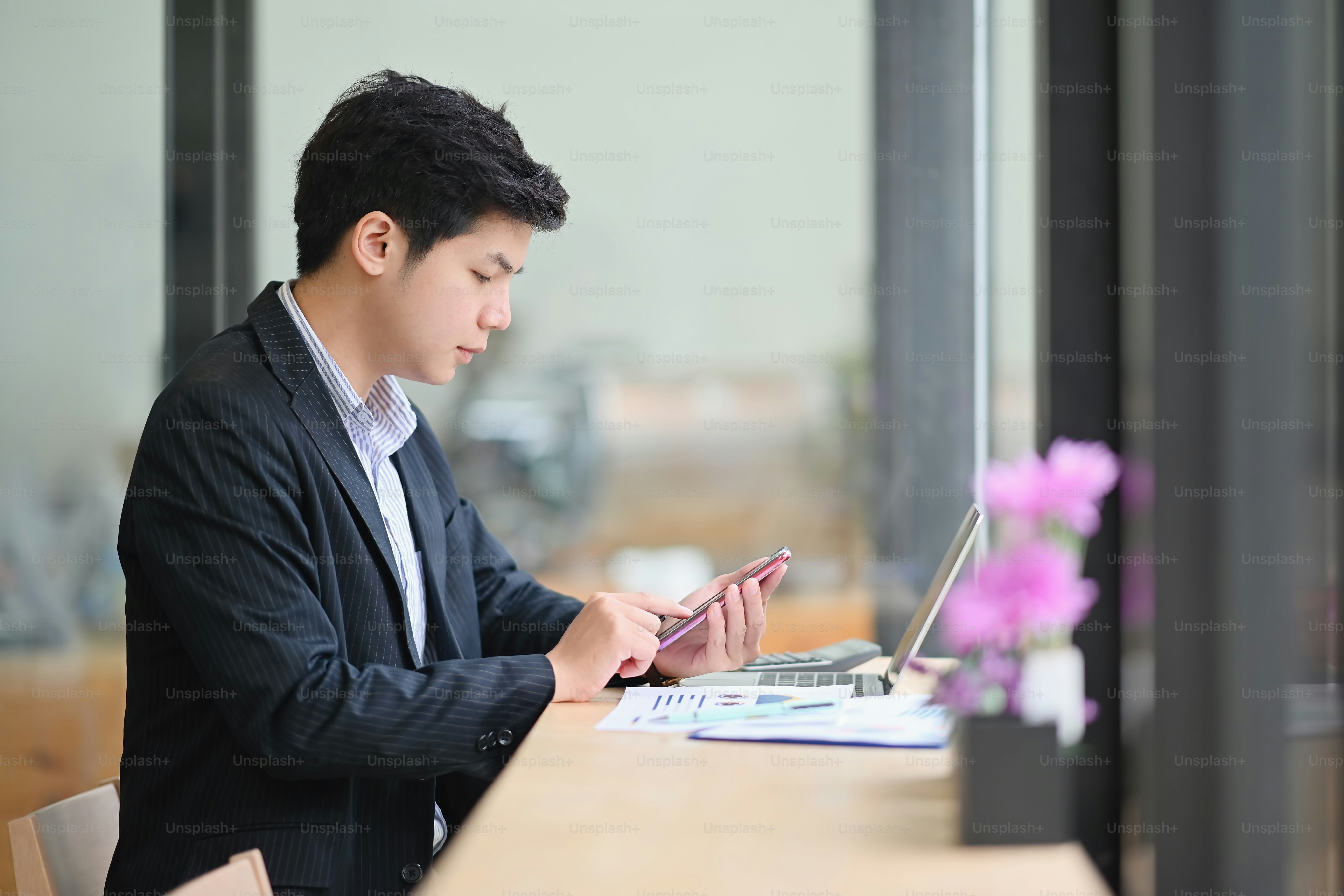Asian manager using mobile phone in office. photo – Text Image on Unsplash