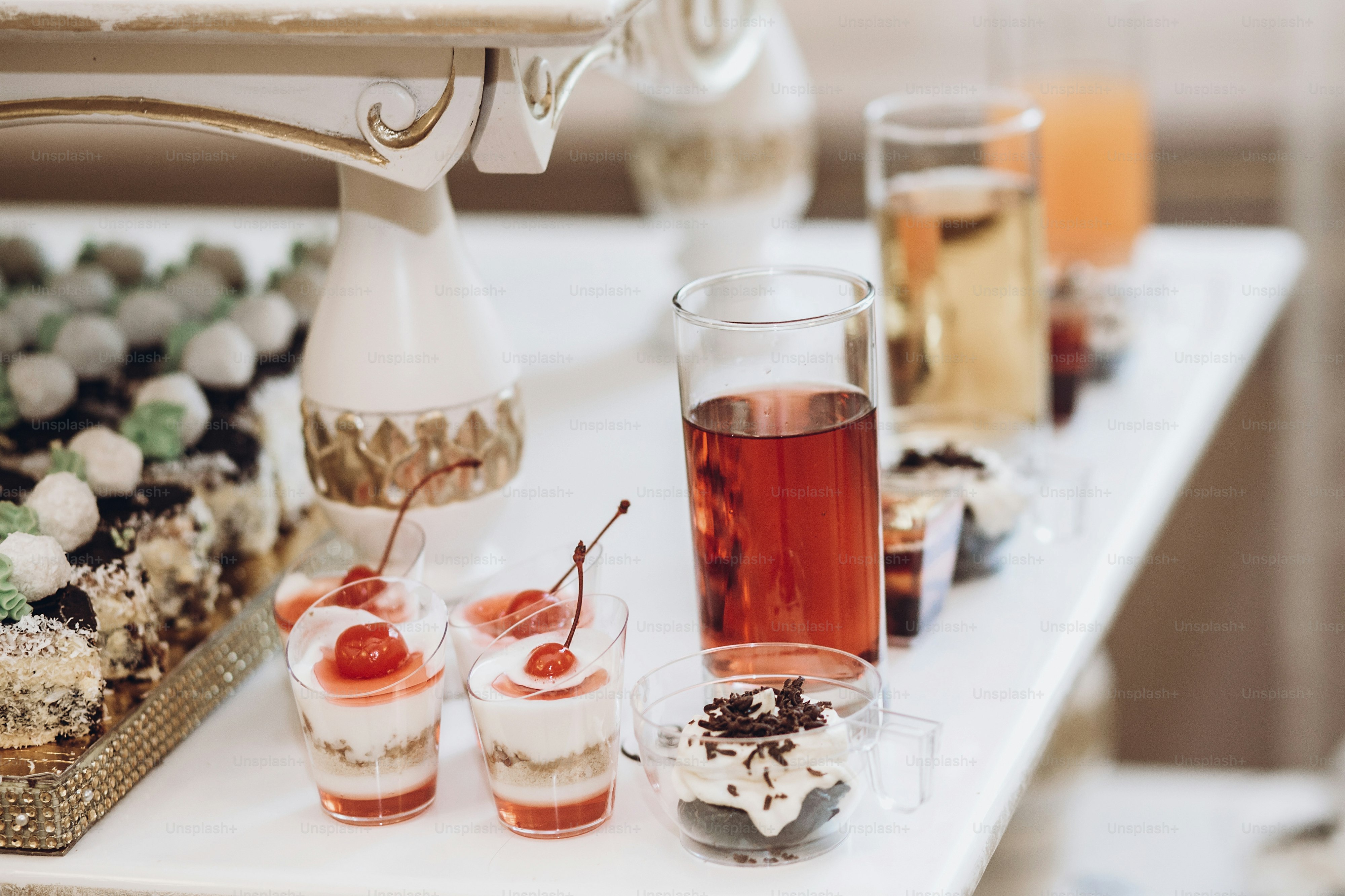 Délicieux jus de fruits et desserts sucrés sur la table lors de la ...