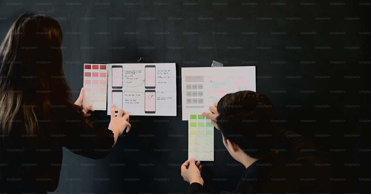Ux Ui 개발자 및 디자이너 계획 레이아웃 반응형 응용 프로그램 휴대폰 콘텐츠입니다 사진 Unsplash의 사용자 후기 이미지