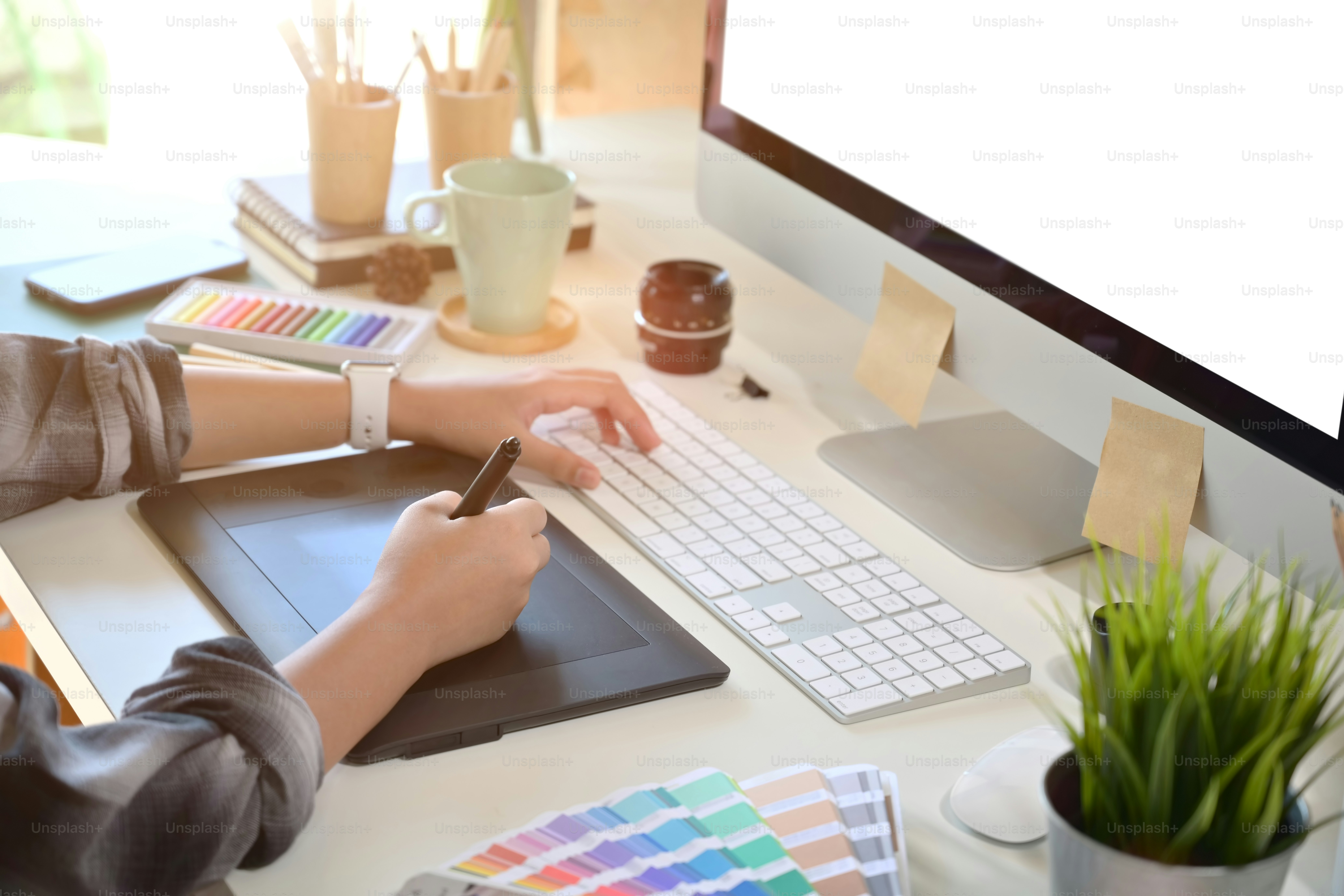 Foto Desainer kreatif menggunakan tablet gambar digital di tempat kerja ...