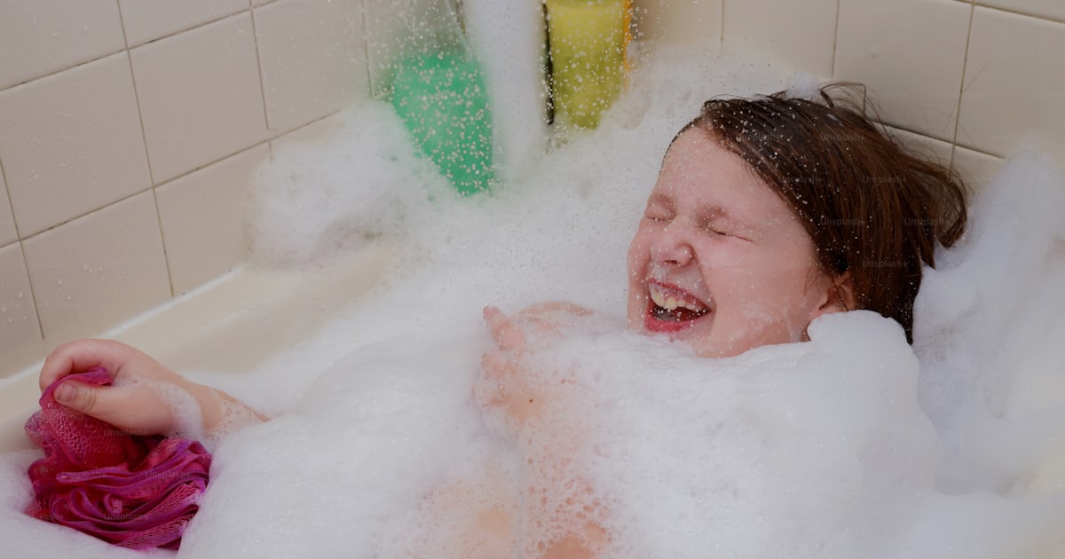 Foto Niño pequeño tomando un baño jugando con espuma niña que tiene un ... Foto Niño pequeño tomando un baño jugando con espuma niña que tiene un ...