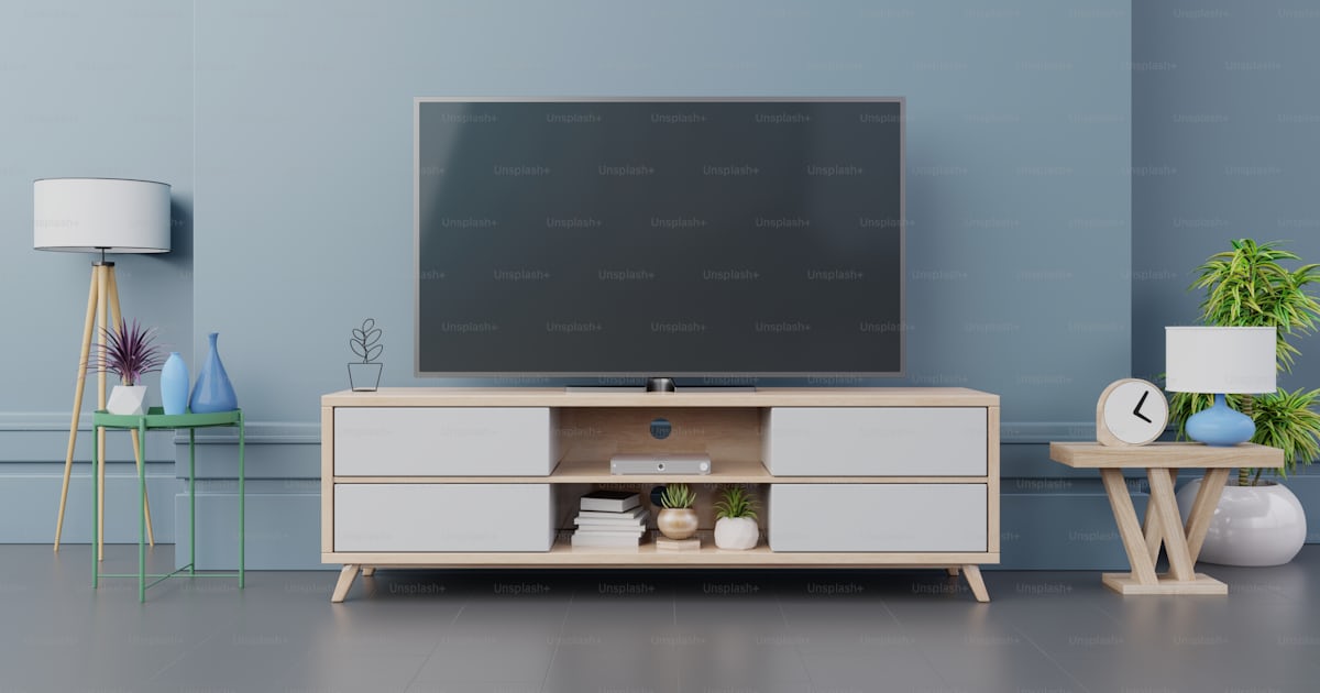 캐비닛 인테리어의 Tv 디자인 식물 선반 진한 파란색 벽에 램프 3d 렌더링이 있는 현대적인 객실 사진 Unsplash