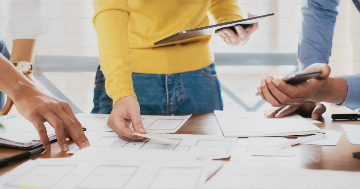 Creative Ux Ui 디자이너 팀워크 회의 및 웹 사이트 및 모바일 애플리케이션의 사용자 인터페이스 와이어 프레임 레이