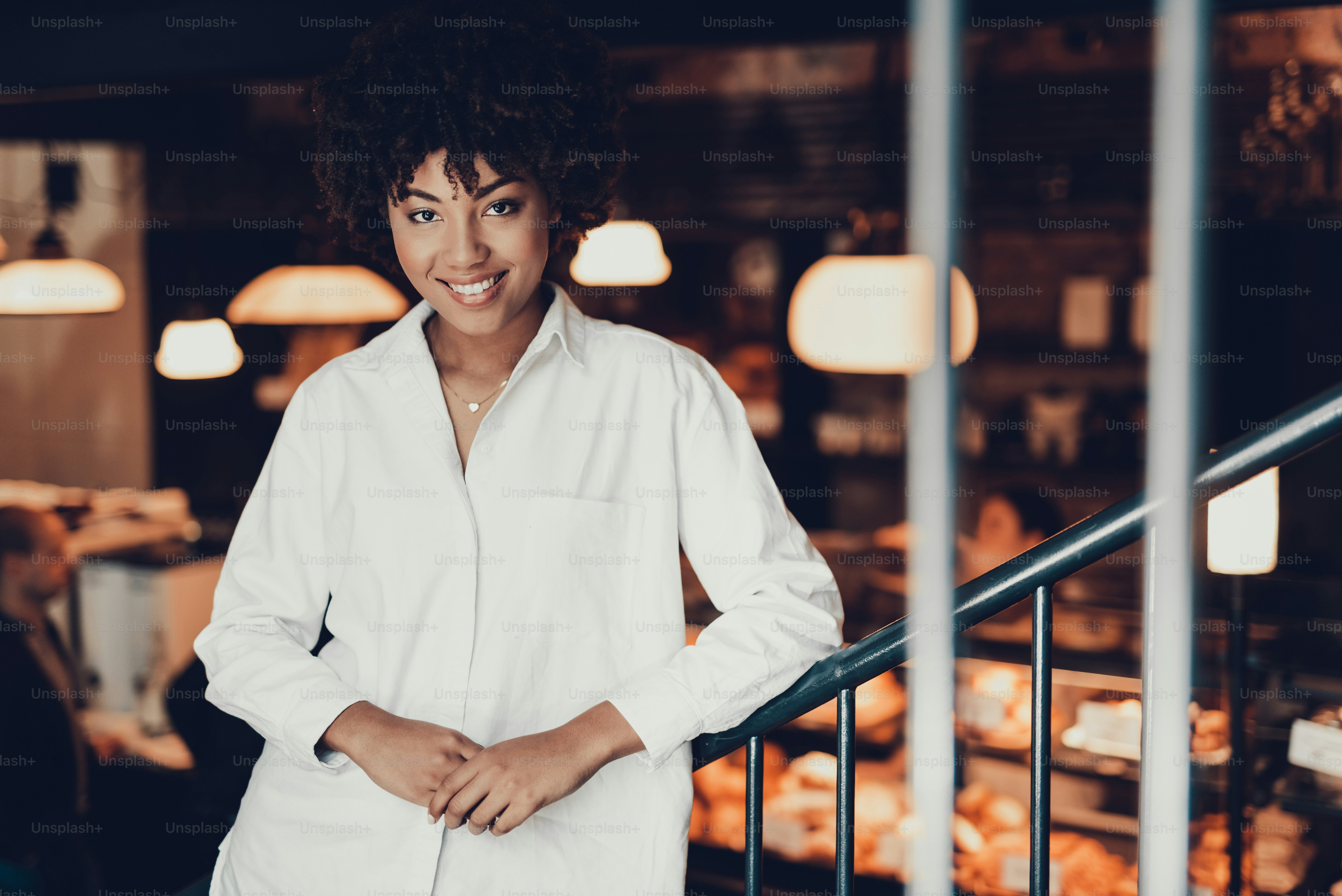 Portrait de belle dame avec sourire. Elle se tient dans un café avec un ...