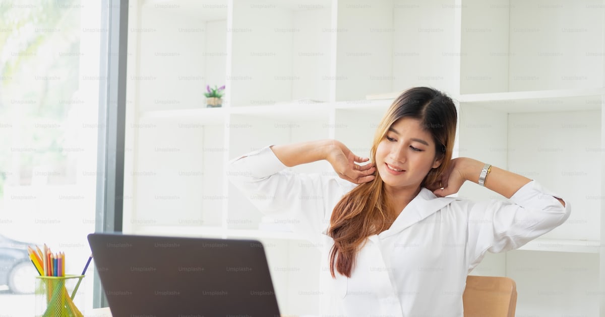 웃는 사업가는 의자 손에서 휴식을 취하고 있다 행복한 아시아 여성은 일을 마친 후 만족한다 사진 Unsplash의 태국 이미지