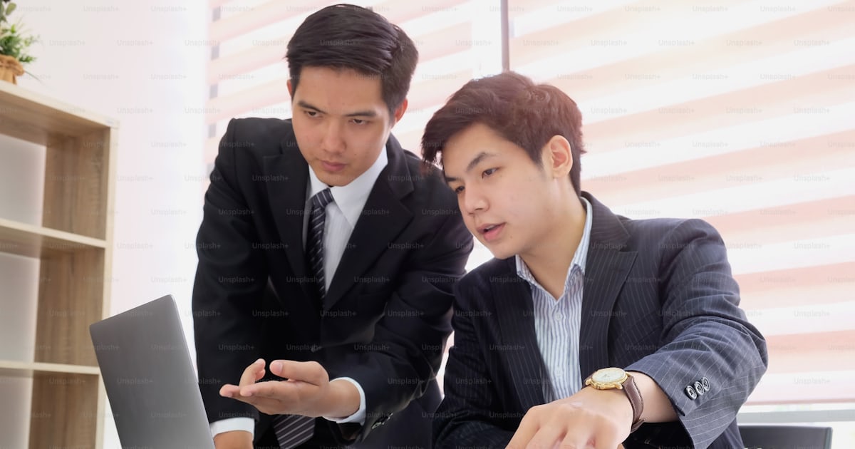사무실 회의실에서 함께 일하는 비즈니스 프로젝트 팀 성숙한 사업가는 젊은 동료와 정보를 논의합니다 사진 Unsplash의