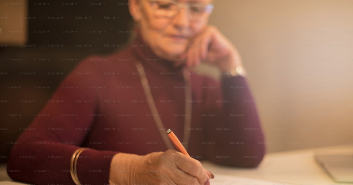 Foto Rellenando algunos formularios. Mujer mayor firmando documento en ... Foto Rellenando algunos formularios. Mujer mayor firmando documento en ...