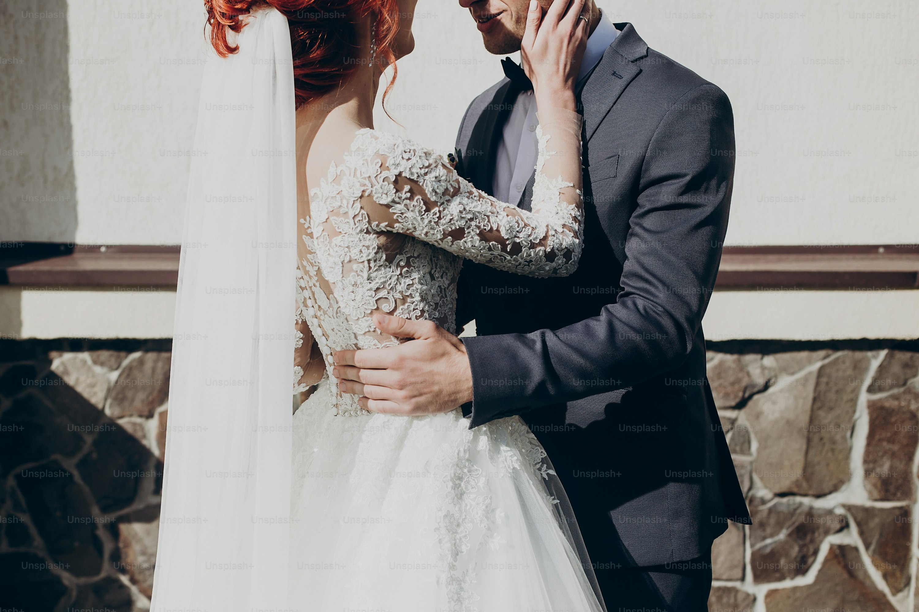 Foto Novia y novio felices con estilo abrazando tiernos en la ceremonia ...