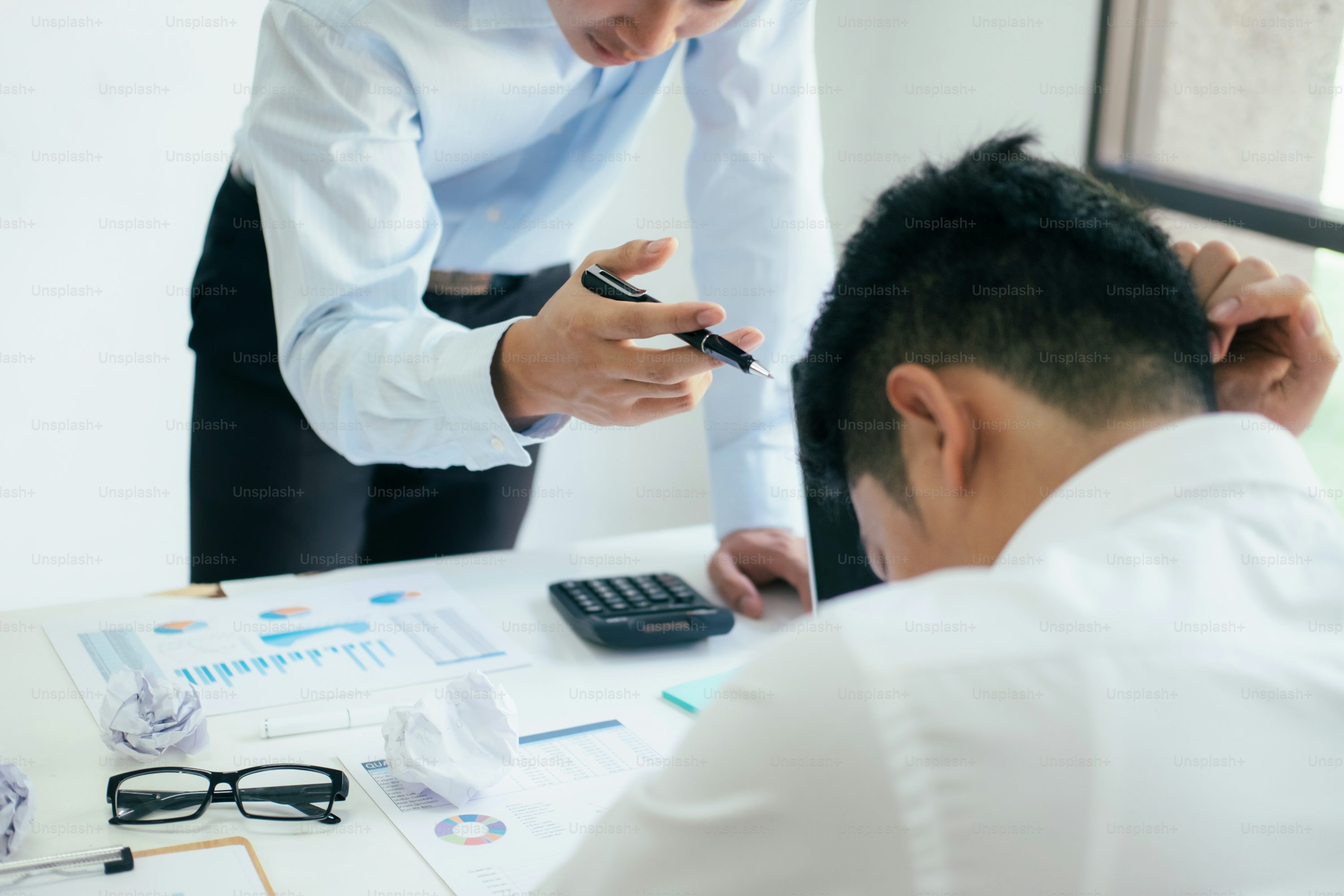 Trabajo en equipo empresarial, culpar al socio y discusión seria. Los ... Trabajo en equipo empresarial, culpar al socio y discusión seria. Los ...