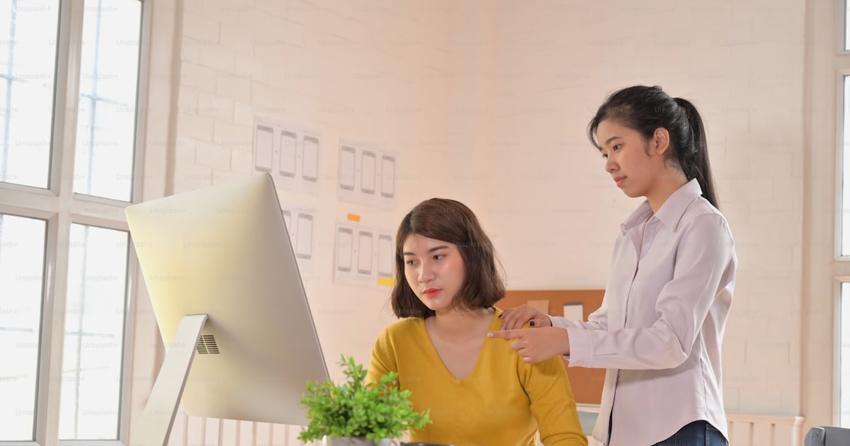 Ux Ui 개념 소프트웨어 개발자 작업으로 디지털 태블릿 및 종이로 작업하는 팀 개발자 사진 Unsplash의 테이블 이미지