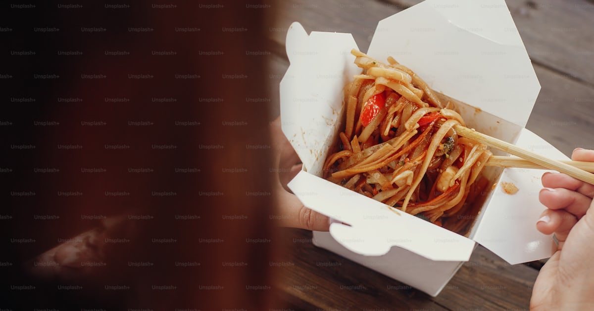 카톤 상자에 국수와 야채가 담긴 웍과 대나무 젓가락 전통적인 아시아 요리 아시아 거리 음식 축제 열린 상자 테이크 아웃에서