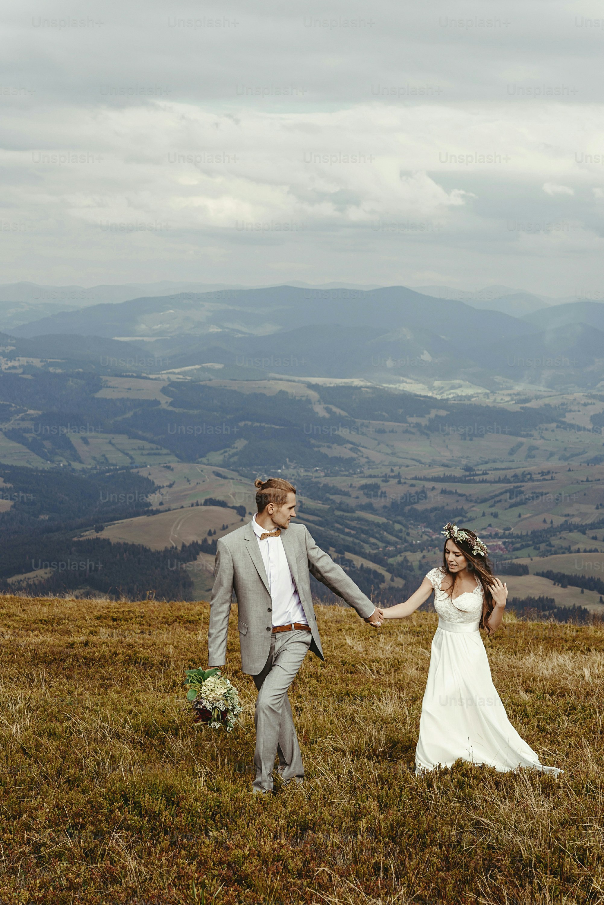 Heureux magnifique mariée et le marié marchant dans la lumière du ...