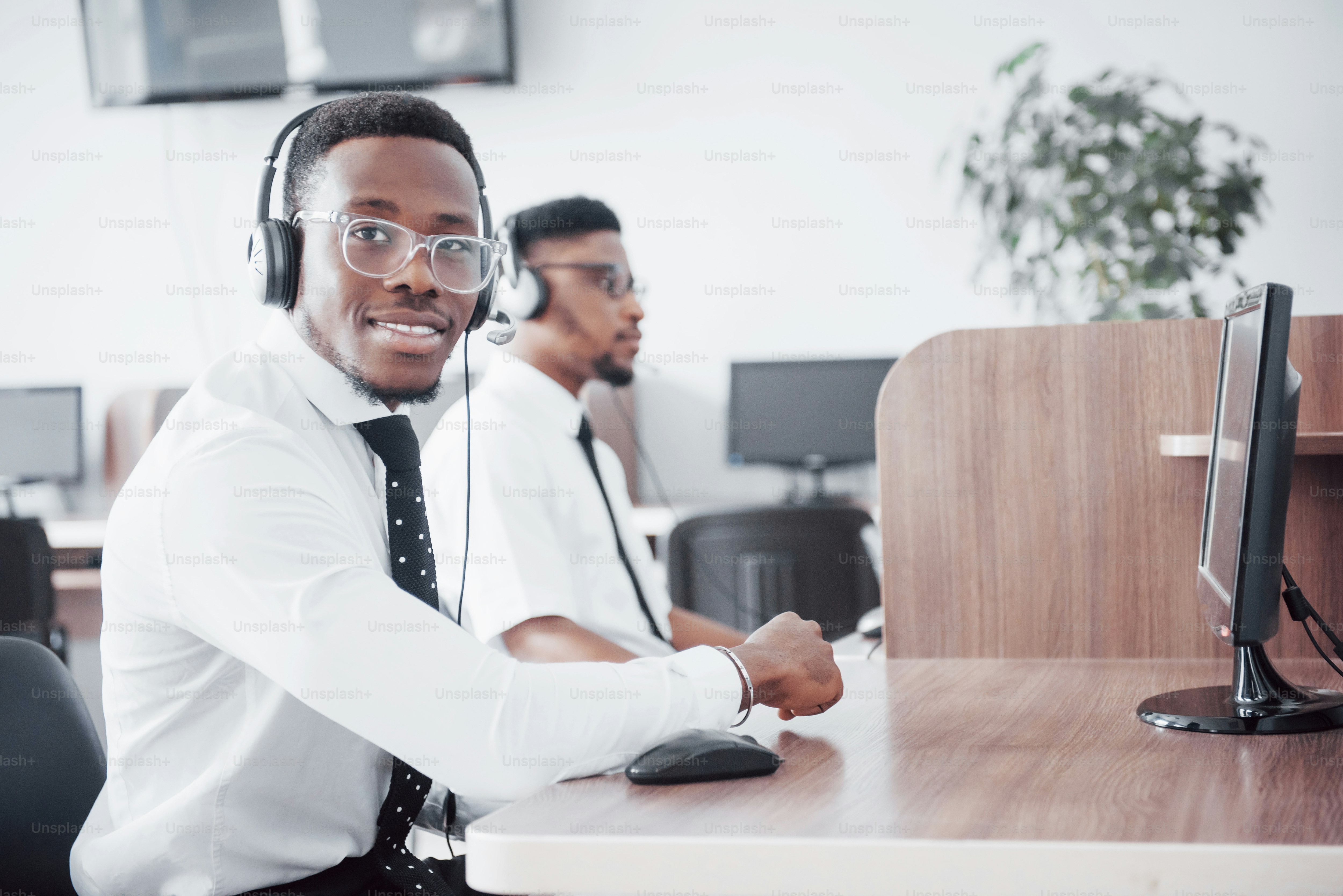 Operador de atención al cliente afroamericano con auriculares manos ...