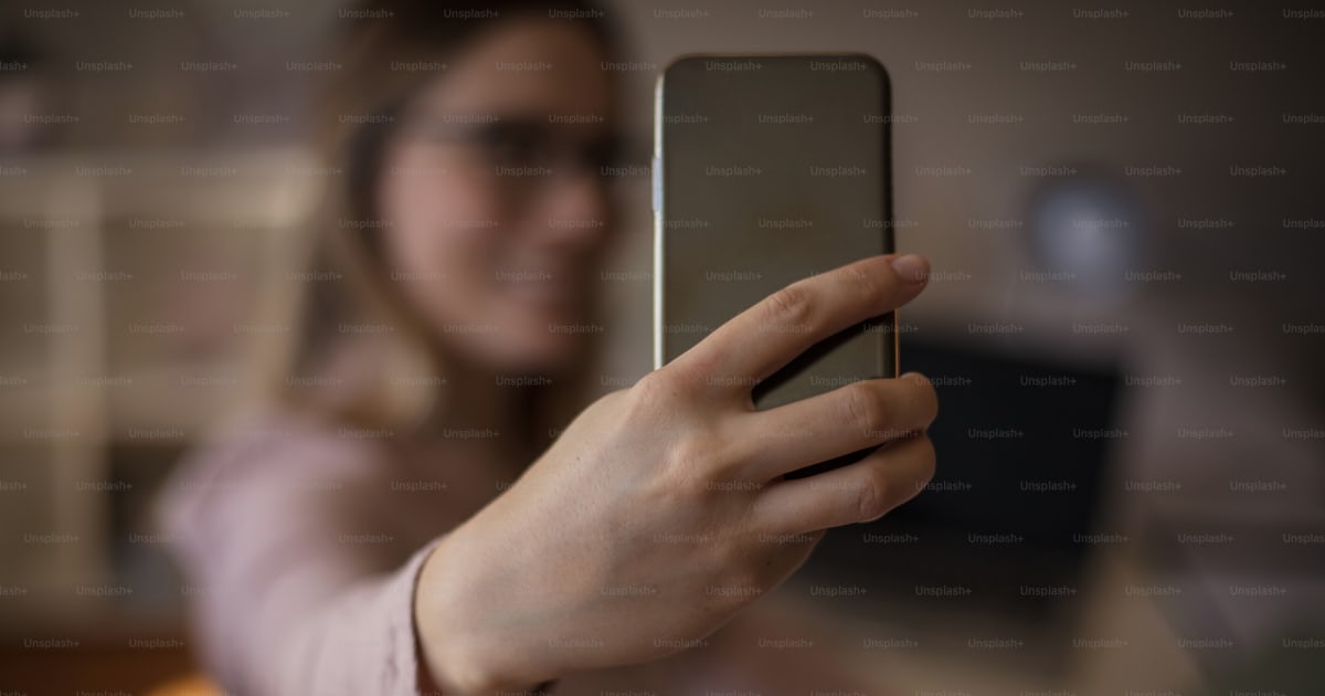 Foto Pausa fotográfica. Mujer de negocios que se autortrata en el ... Foto Pausa fotográfica. Mujer de negocios que se autortrata en el ...