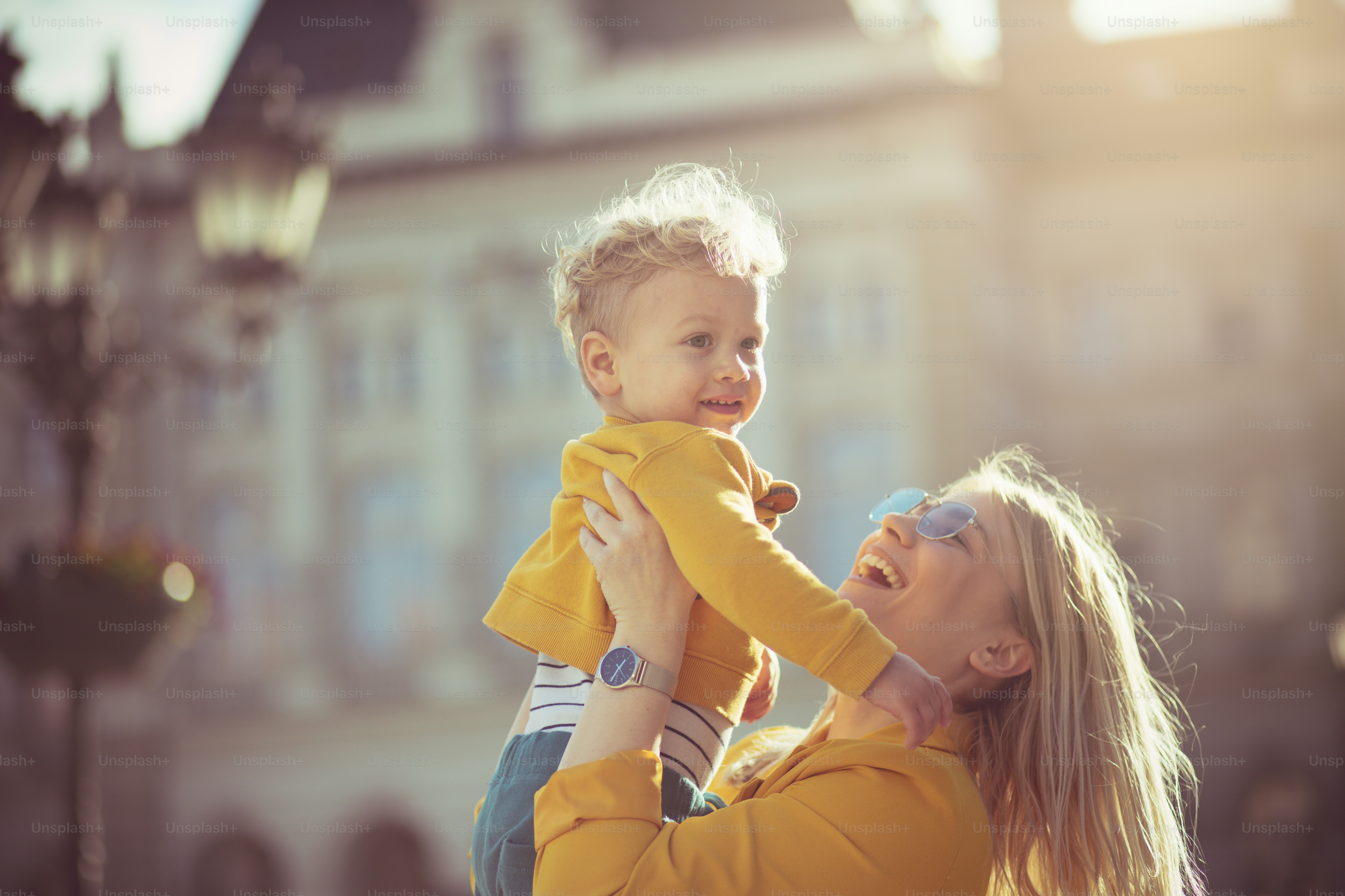 Foto Mi sol. Madre e hijo en la ciudad. – Serbia Imagen en Unsplash