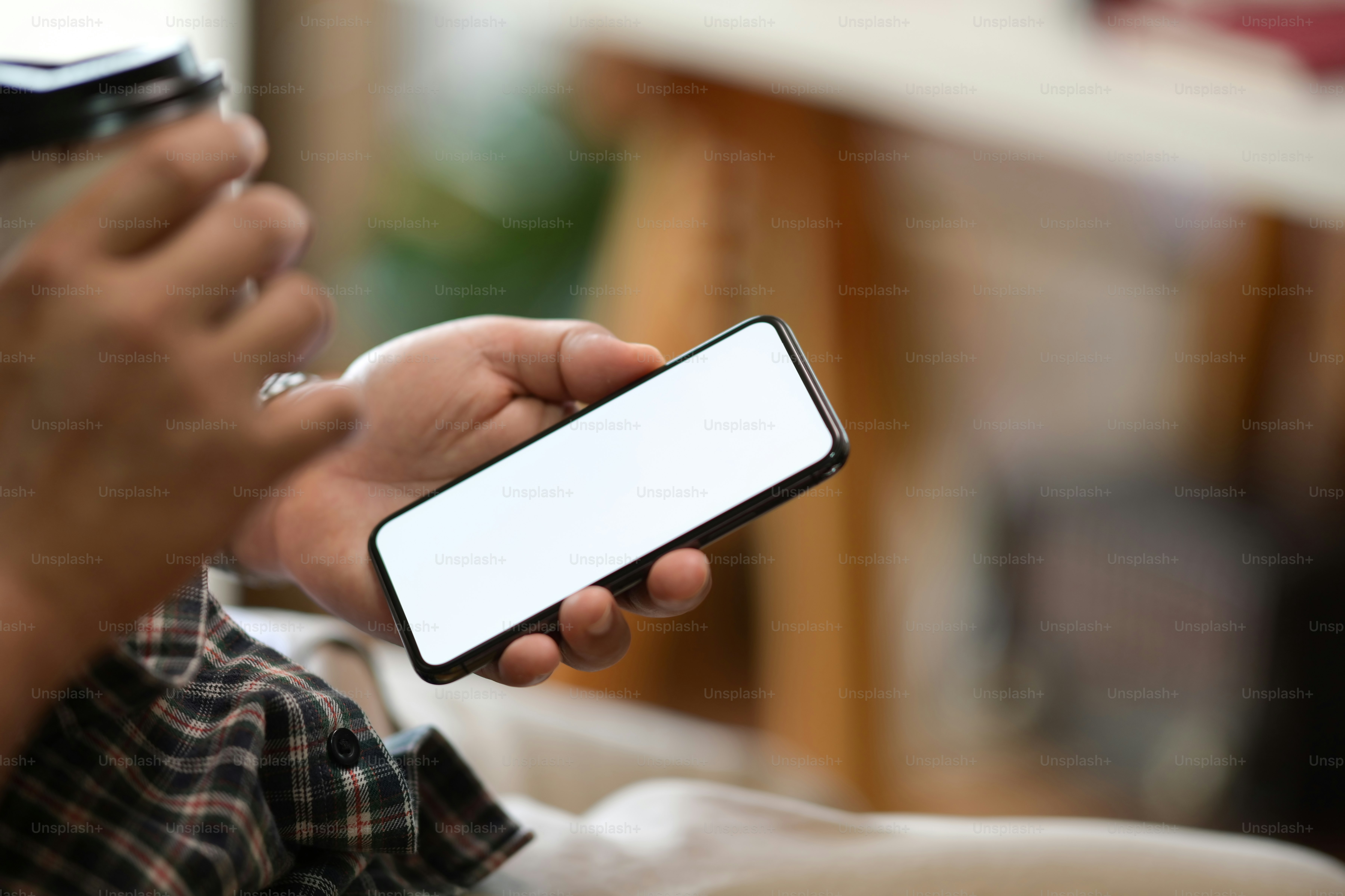 Man using mobile smartphone in cafe photo – Photography Image on Unsplash