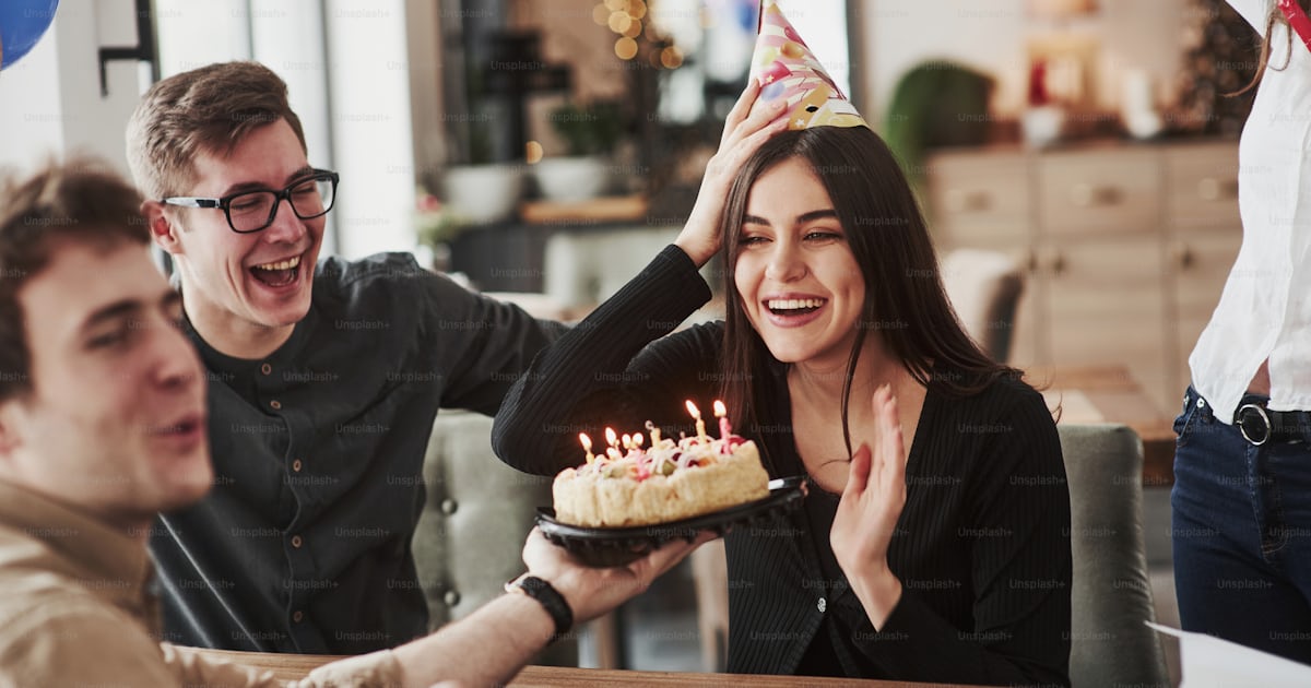 이 촛불을 다시 불어보십시오 직원 중 한 명이 오늘 생일을 맞았습니다 친절한 동료들은 그녀를 놀라게하기로 결정합니다 사진