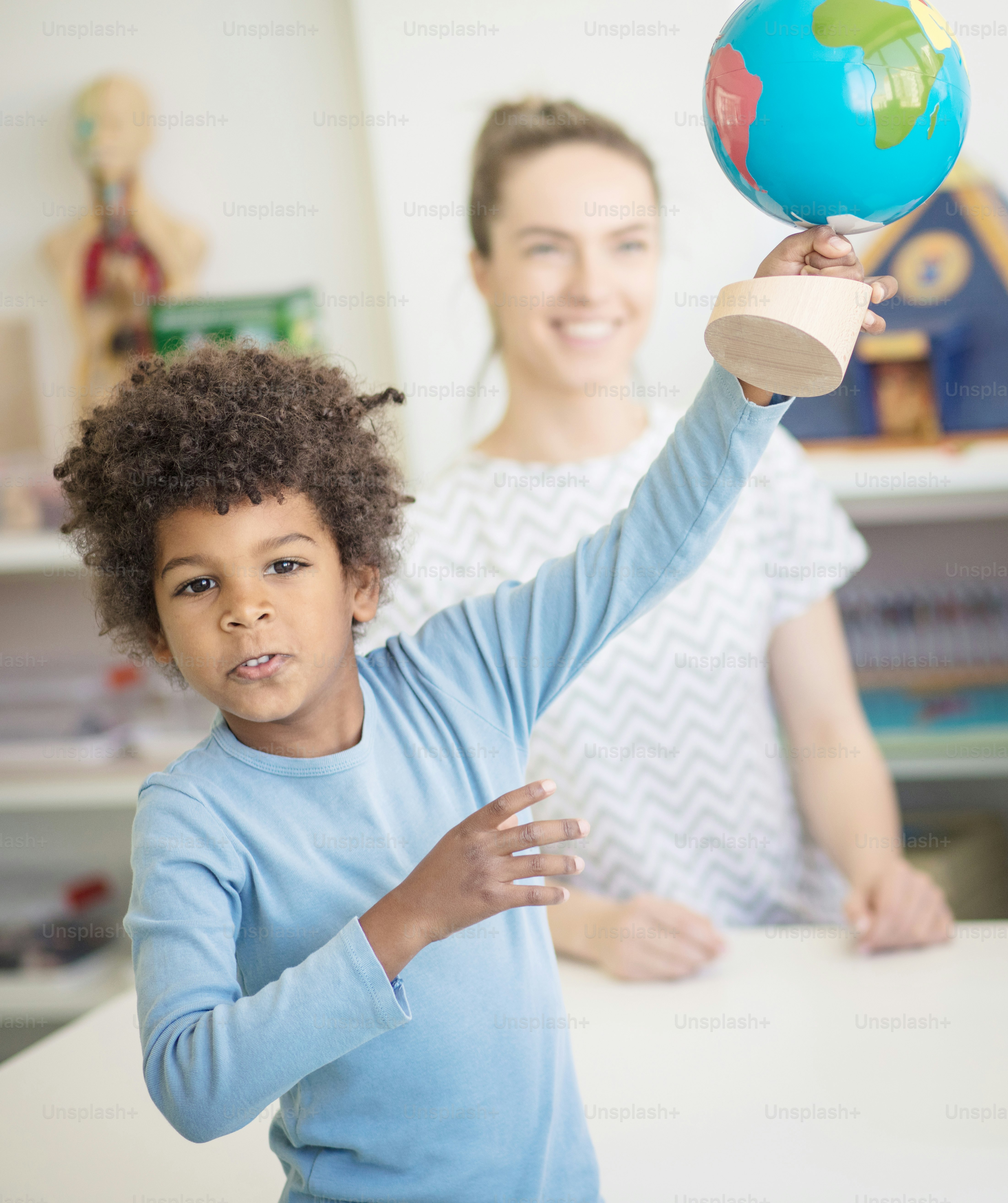 Tengo mi pequeño mundo. Niño en preescolar. foto – Imagen de Gente en ...