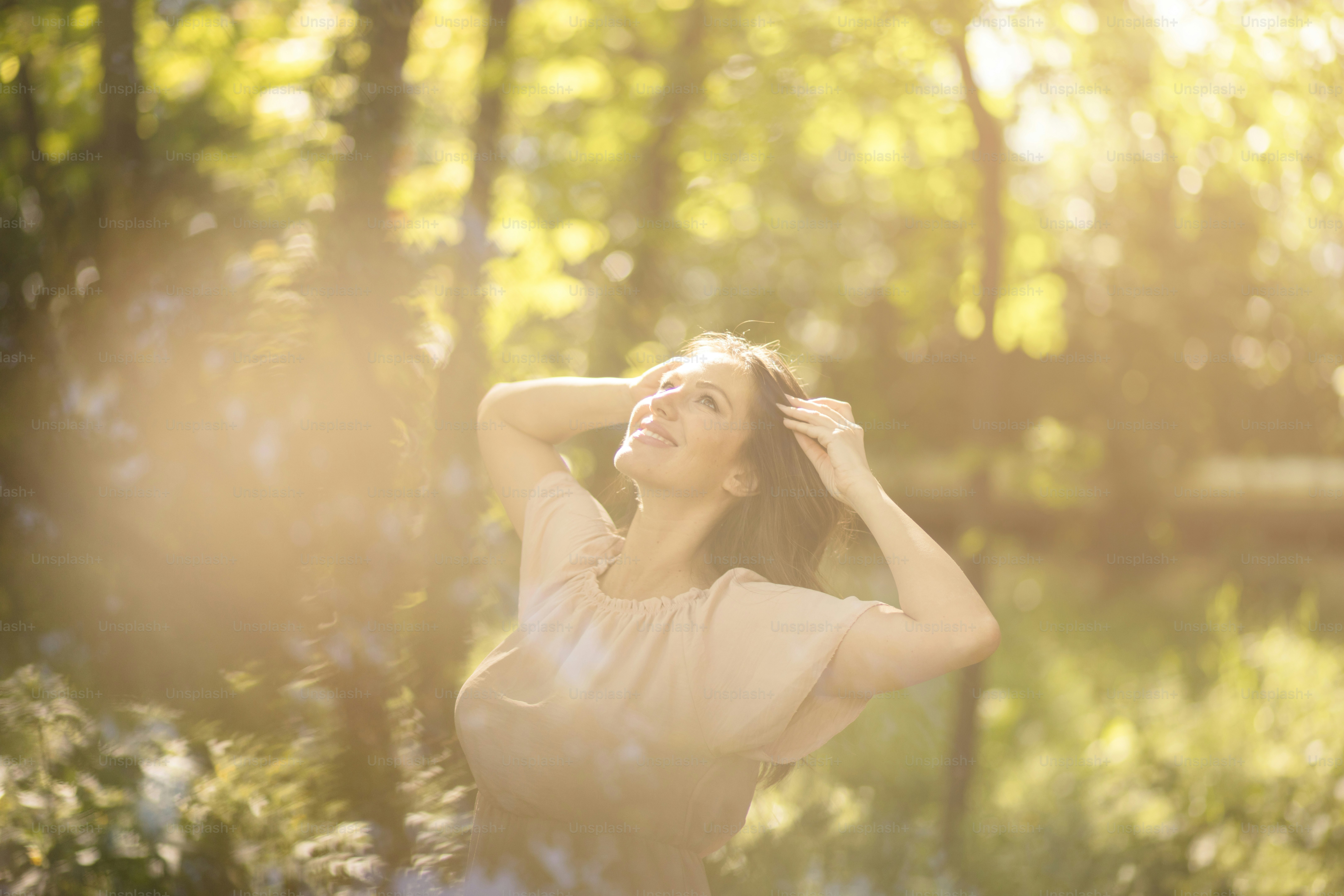 Merci soleil. Femme de beauté dans la nature. photo – Image de Serbie ...