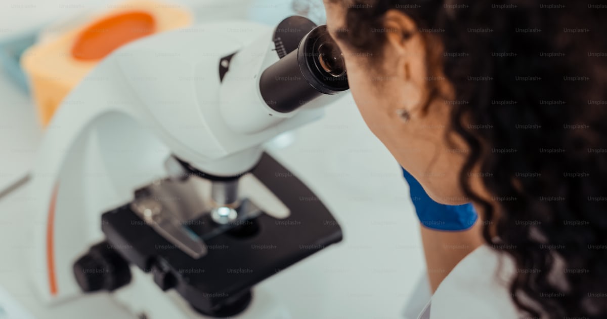 Investigation Scientifique Vue De Dessus Dune Femme Aux Cheveux Noirs