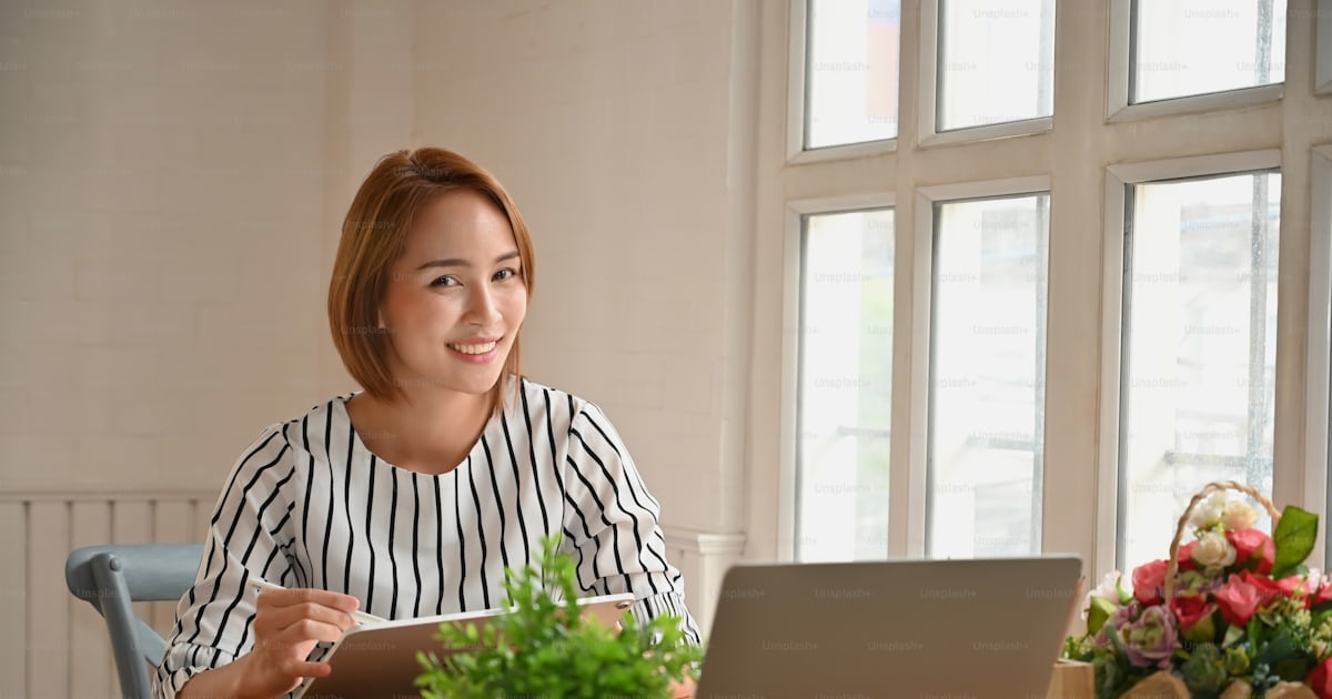 일하는 여성 젖은 문서 종이로 사무실 테이블에 앉아 있는 여성 사진 Unsplash의 앉아 이미지