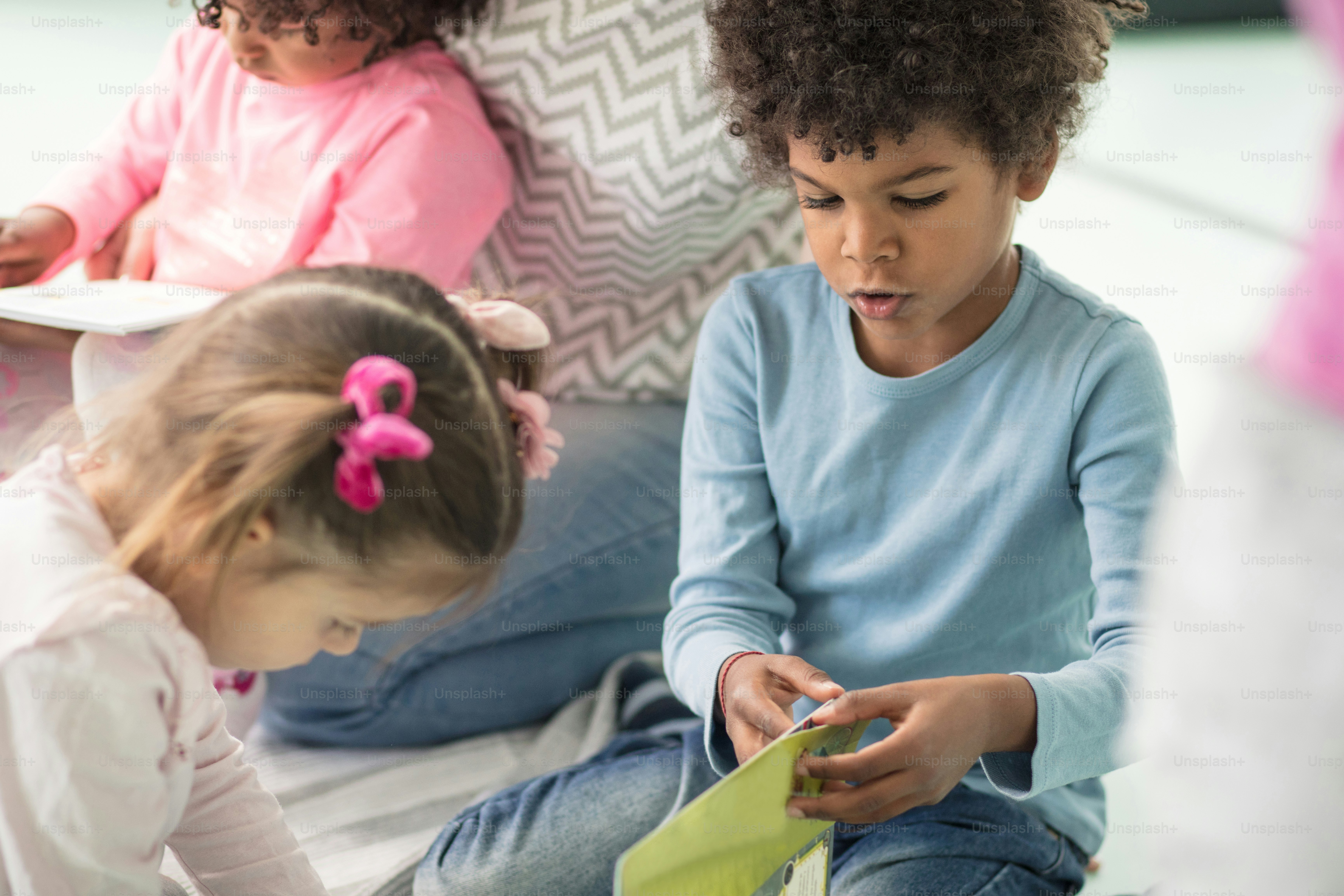 Chaque page leur apprend de nouvelles choses. Enfants en maternelle ...