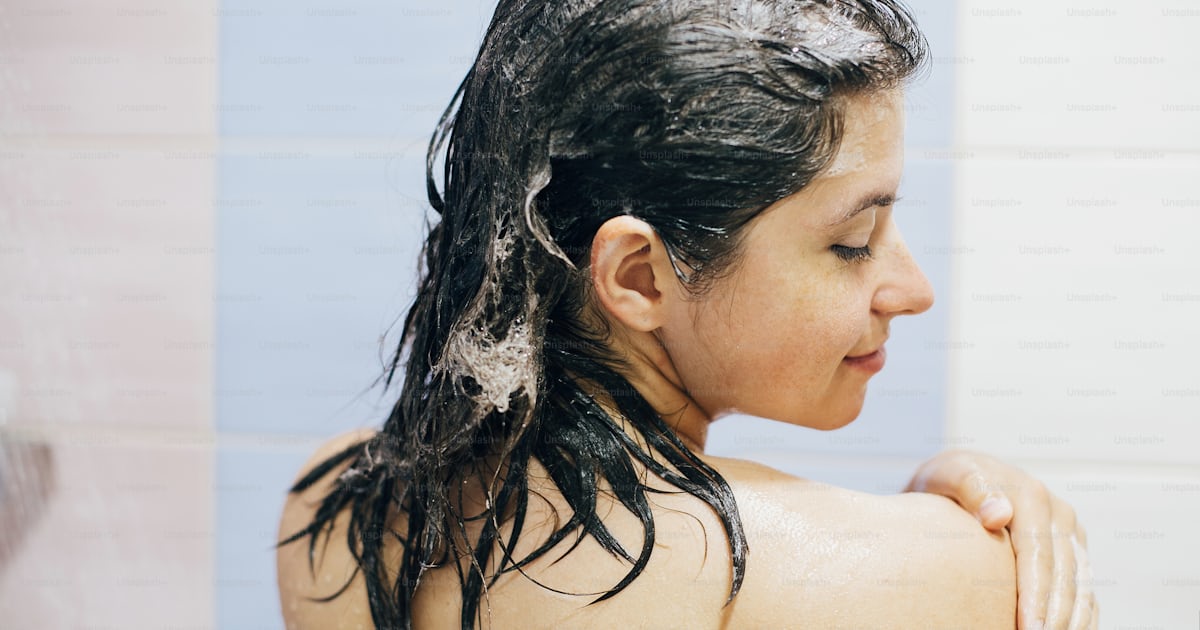Foto Joven Mujer Feliz Lavándose El Cabello Con Champú Cabello Mojado