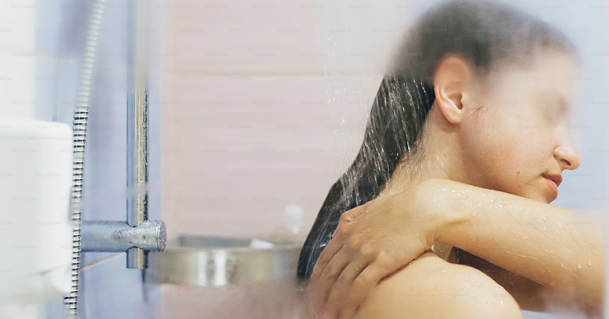 Foto Joven Mujer Feliz Tomando Una Ducha Caliente En Casa O En El Baño