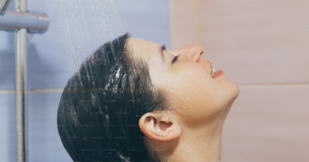 Foto Joven Mujer Feliz Tomando Una Ducha Caliente En Casa O En El Baño