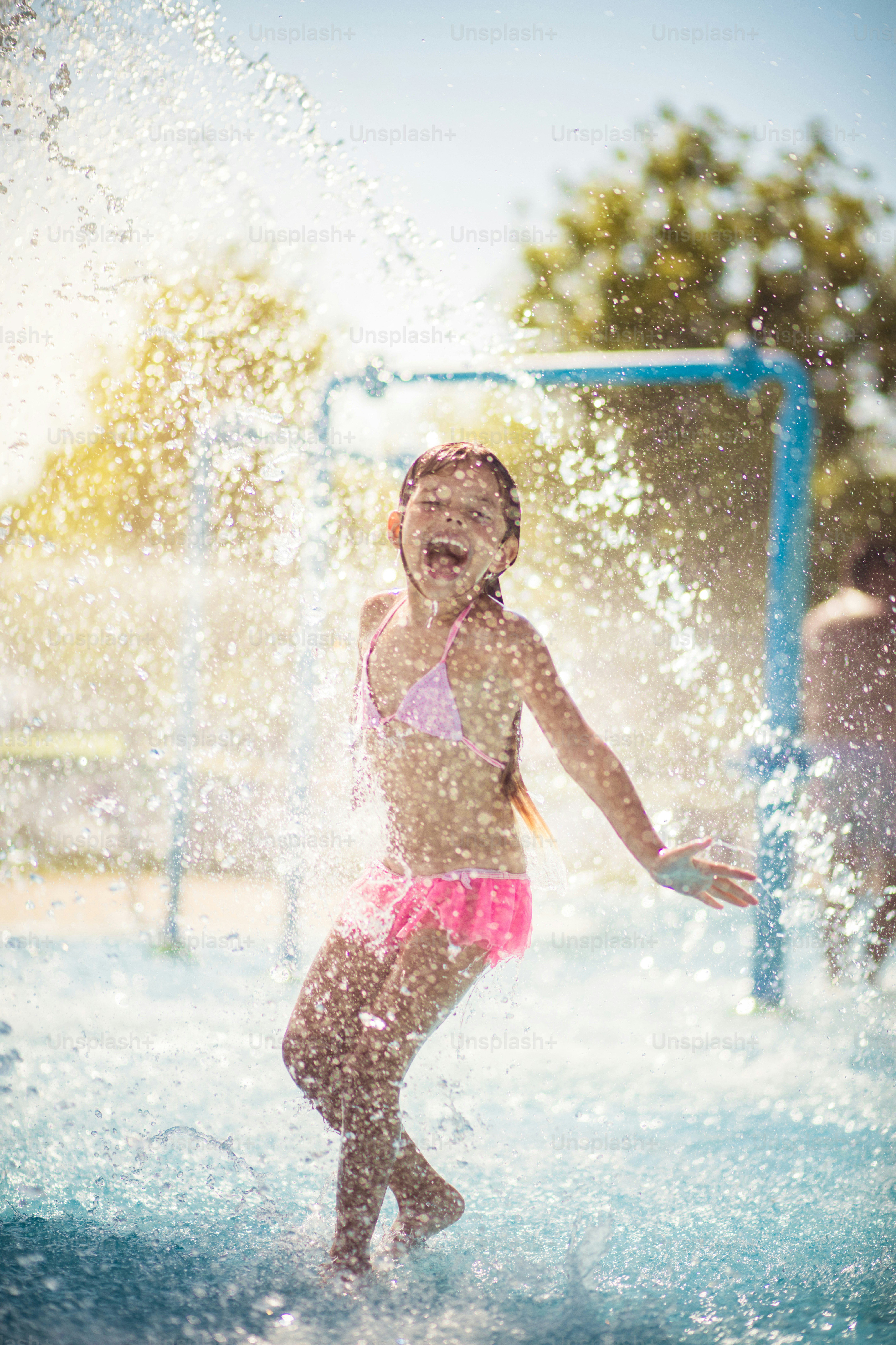 Foto Vamos, la aventura está fijada. Niño divirtiéndose en la piscina ...