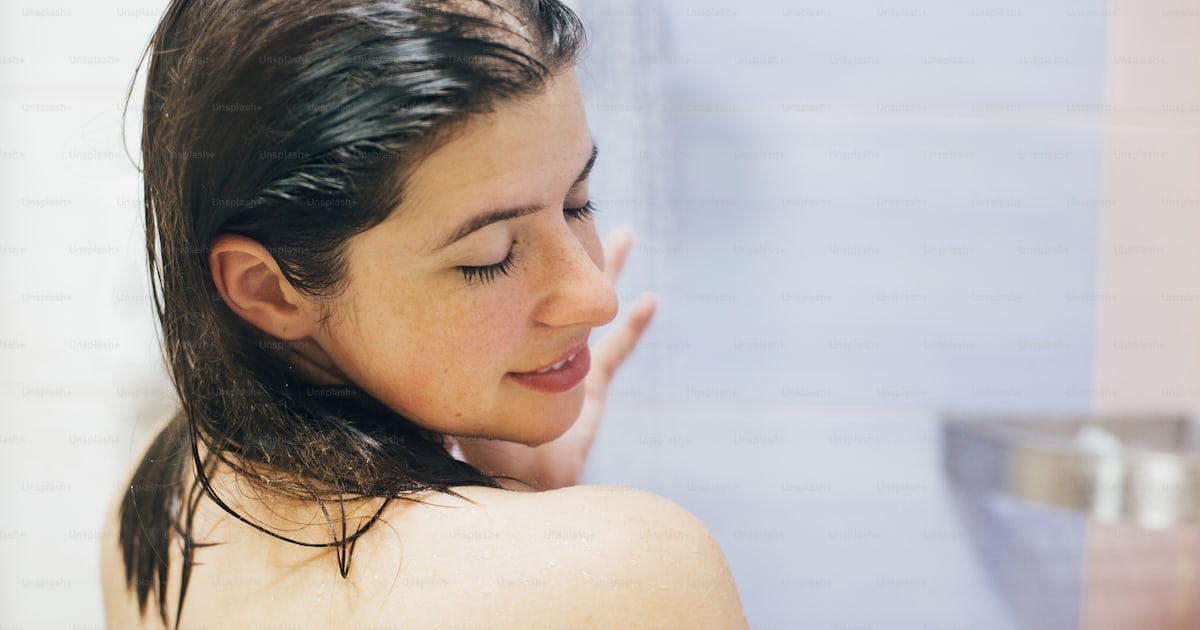 Foto Joven Mujer Feliz Tomando Una Ducha Caliente En Casa O En El Baño