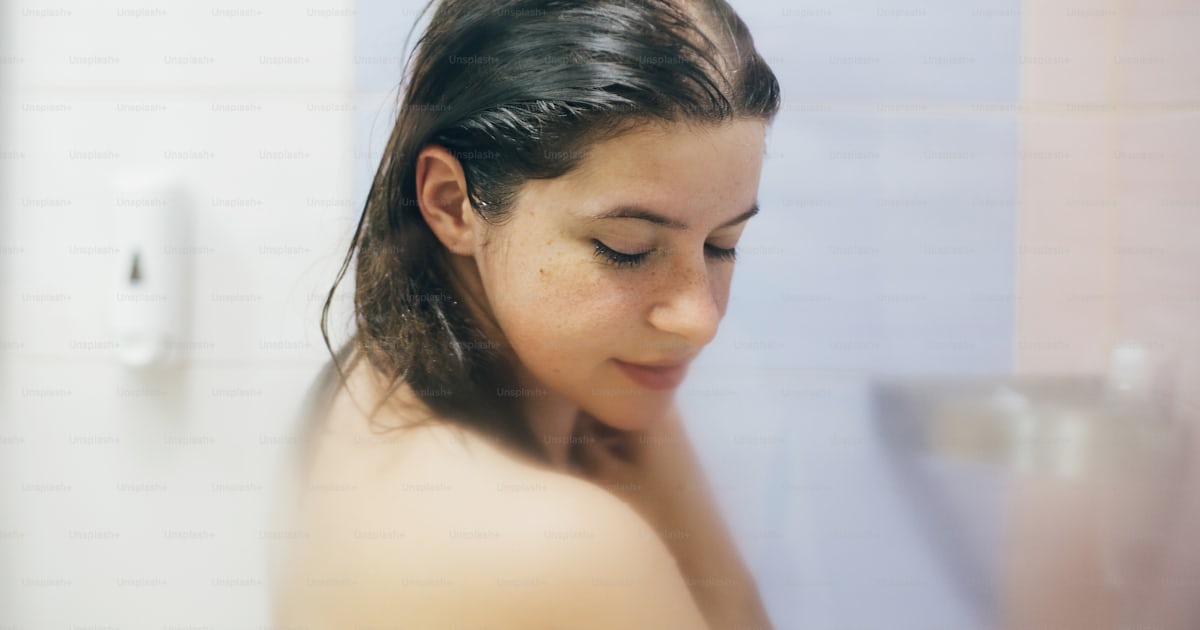 Joven Mujer Feliz Duchándose En Casa O En El Baño Del Hotel Hermosa