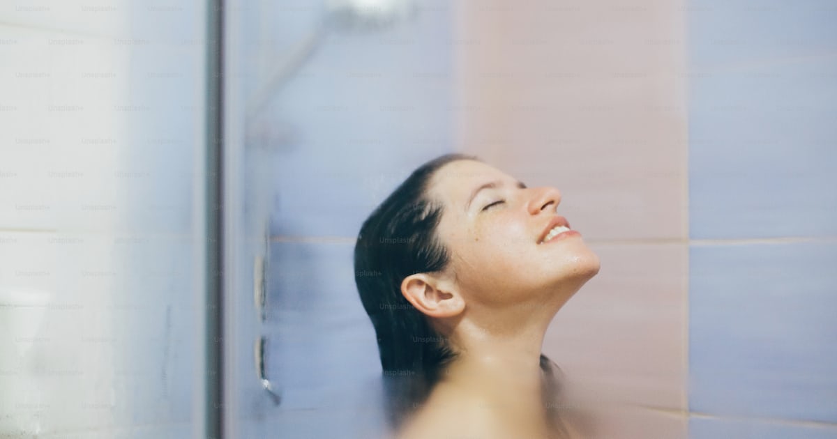 Foto Joven Mujer Feliz Tomando Una Ducha Caliente En Casa O En El Baño