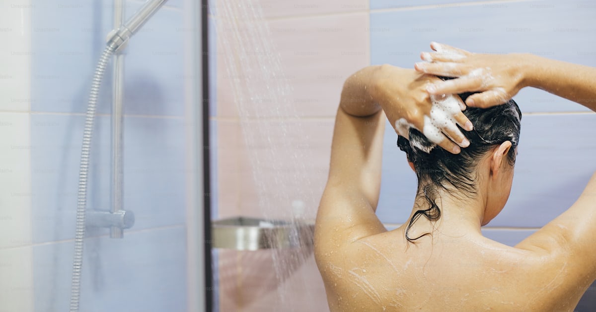 Foto Joven Mujer Feliz Lavándose El Cabello Con Champú Haciendo Espuma