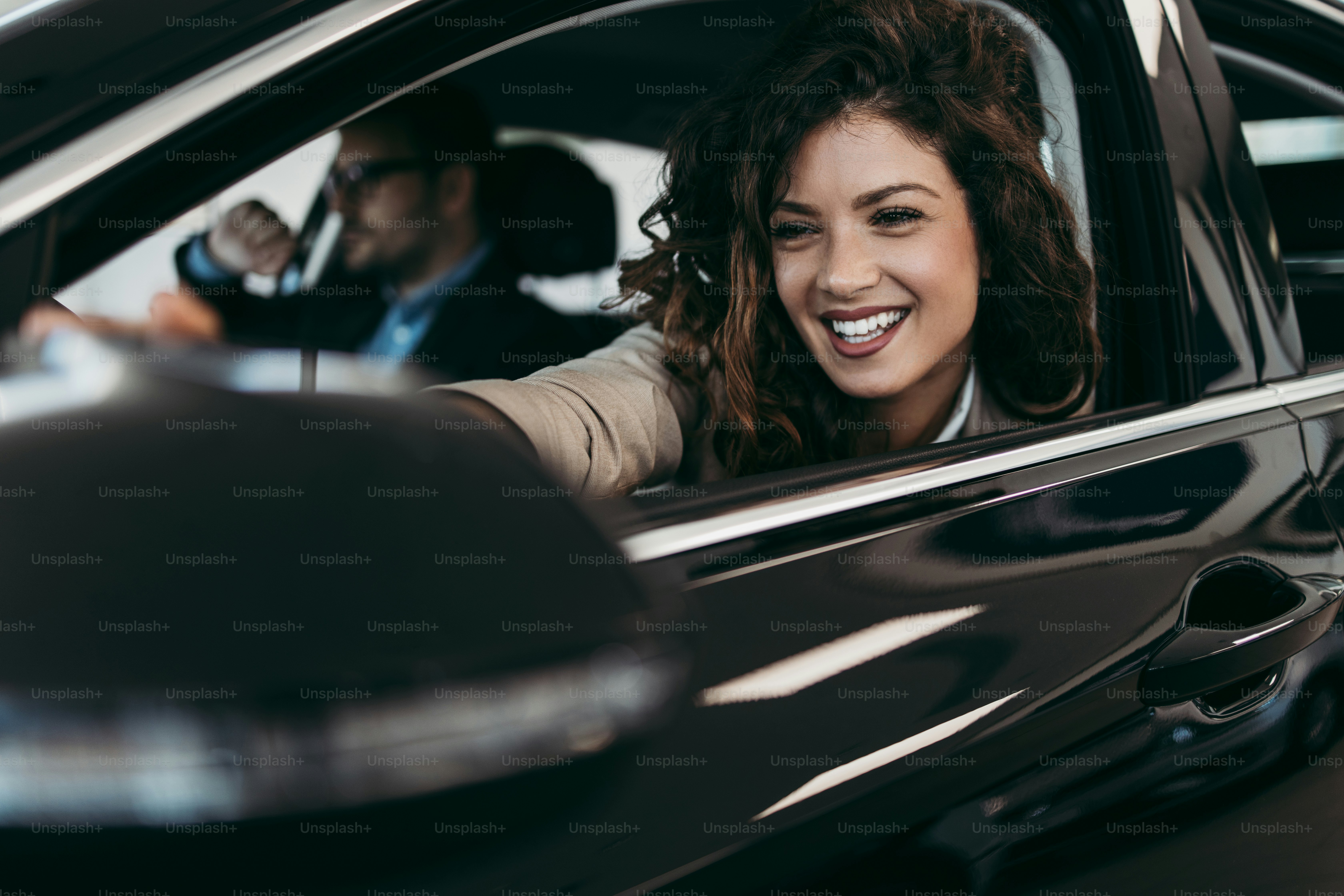 Foto Feliz pareja de mediana edad disfrutando mientras elige y compra ...