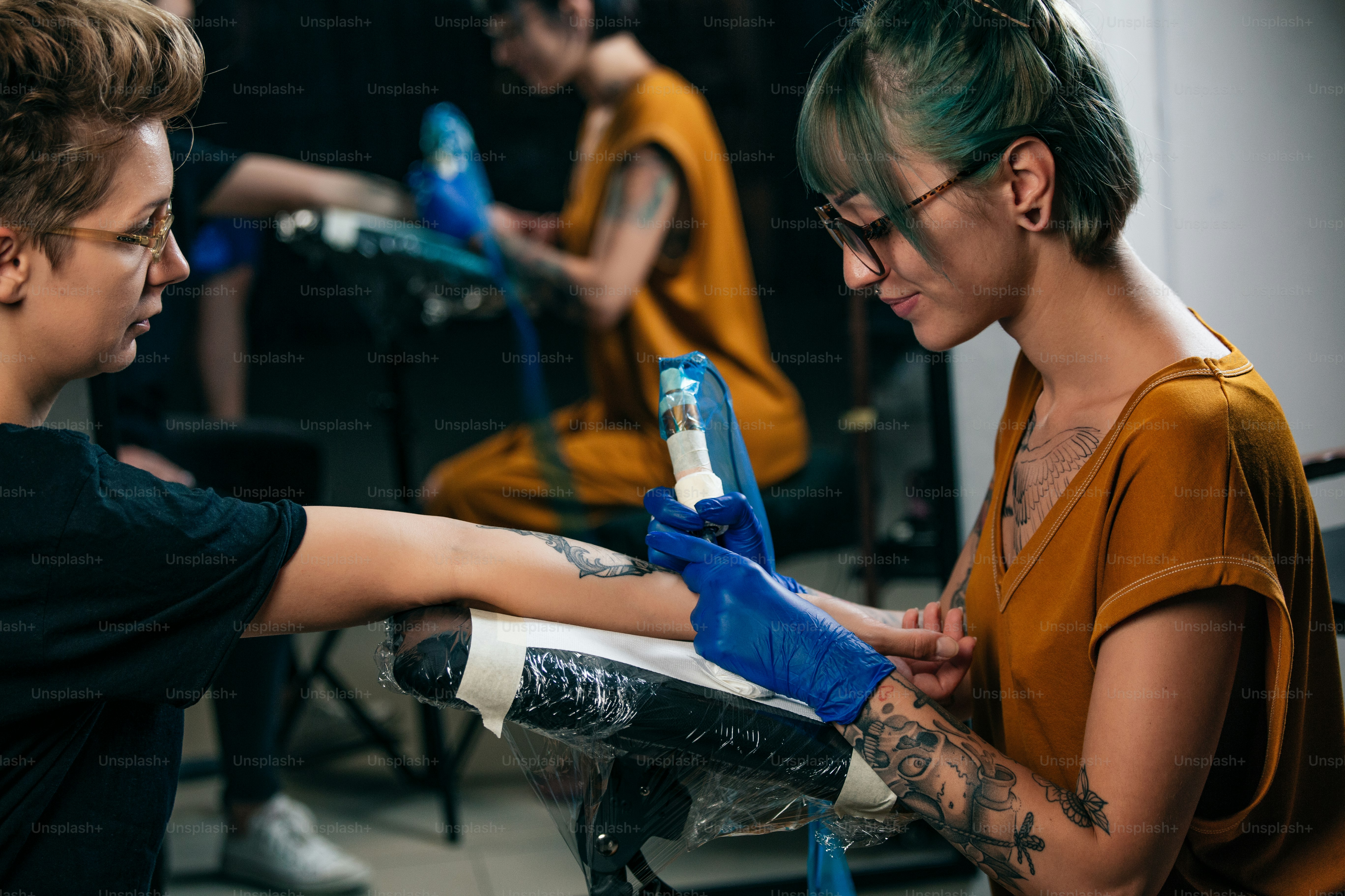 30k+ Tattoo Artist Pictures | Download Free Images on Unsplash