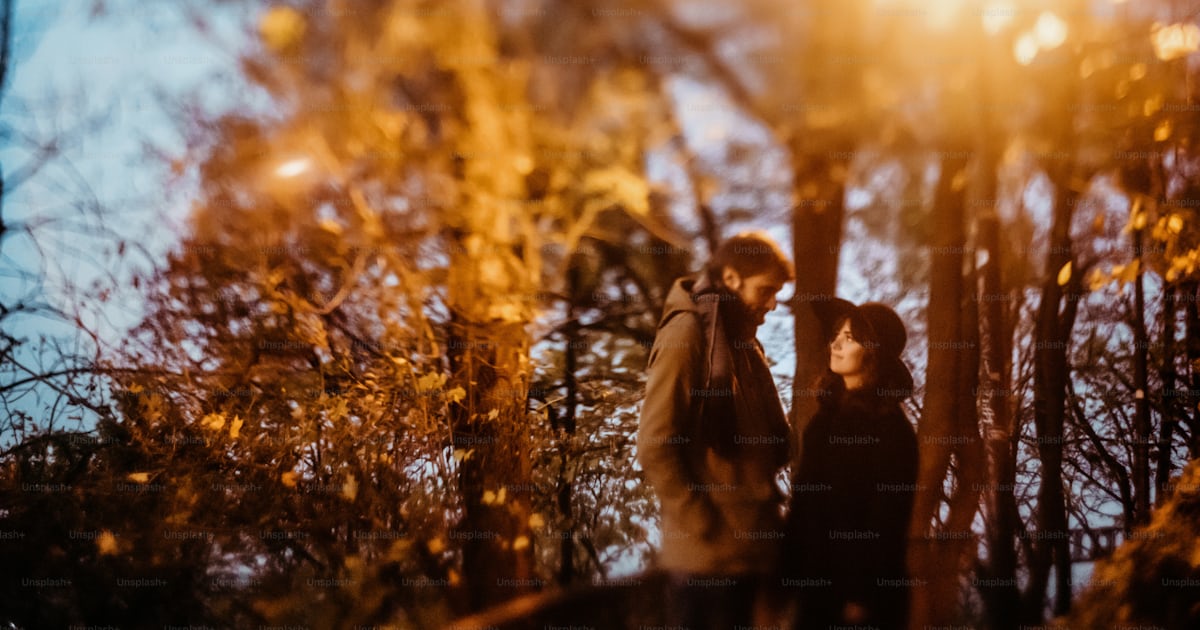 도시의 야간 조명에서 노란 등불 아래에서 부드러운 손을 잡고 포옹하고 있는 행복 한 세련된 커플 사진 Unsplash의 공생 이미지