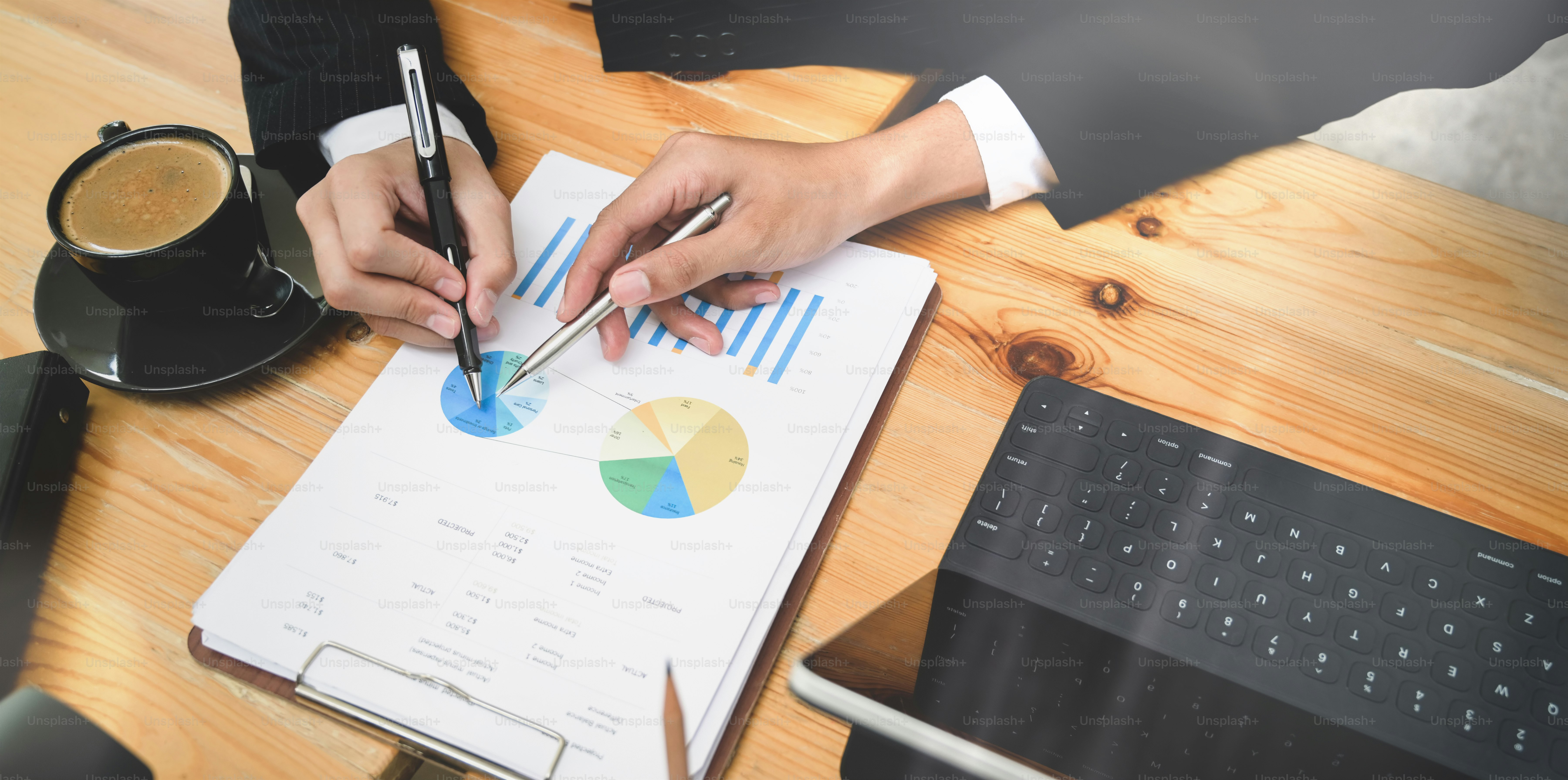 Gros plan sur le brainstorming d’un groupe d’entreprises sur les plans ...