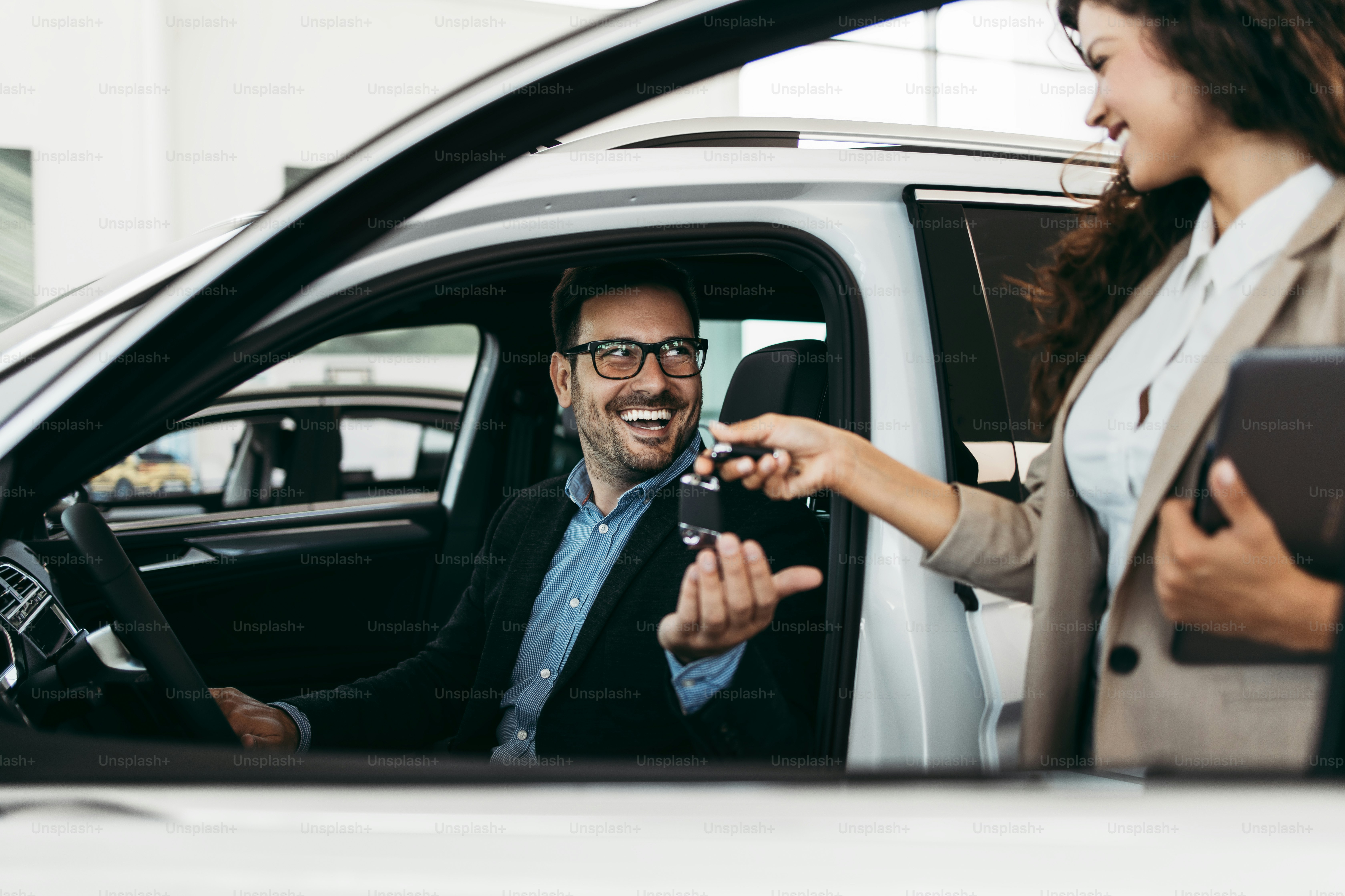 Foto Hombre de negocios feliz de mediana edad que compra un automóvil ...