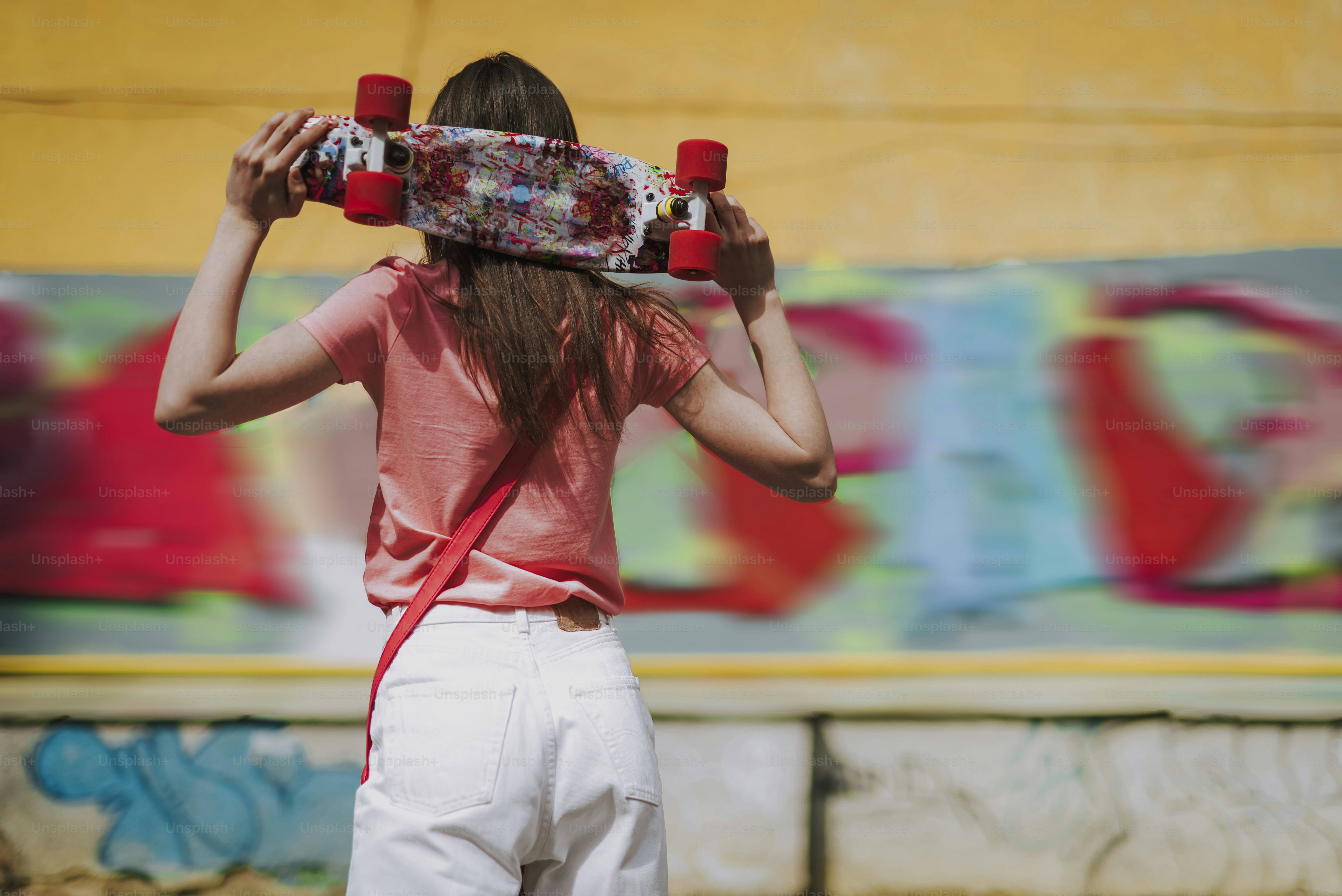 Urban lifestyle and sport activity. Waist up back side portrait of ...