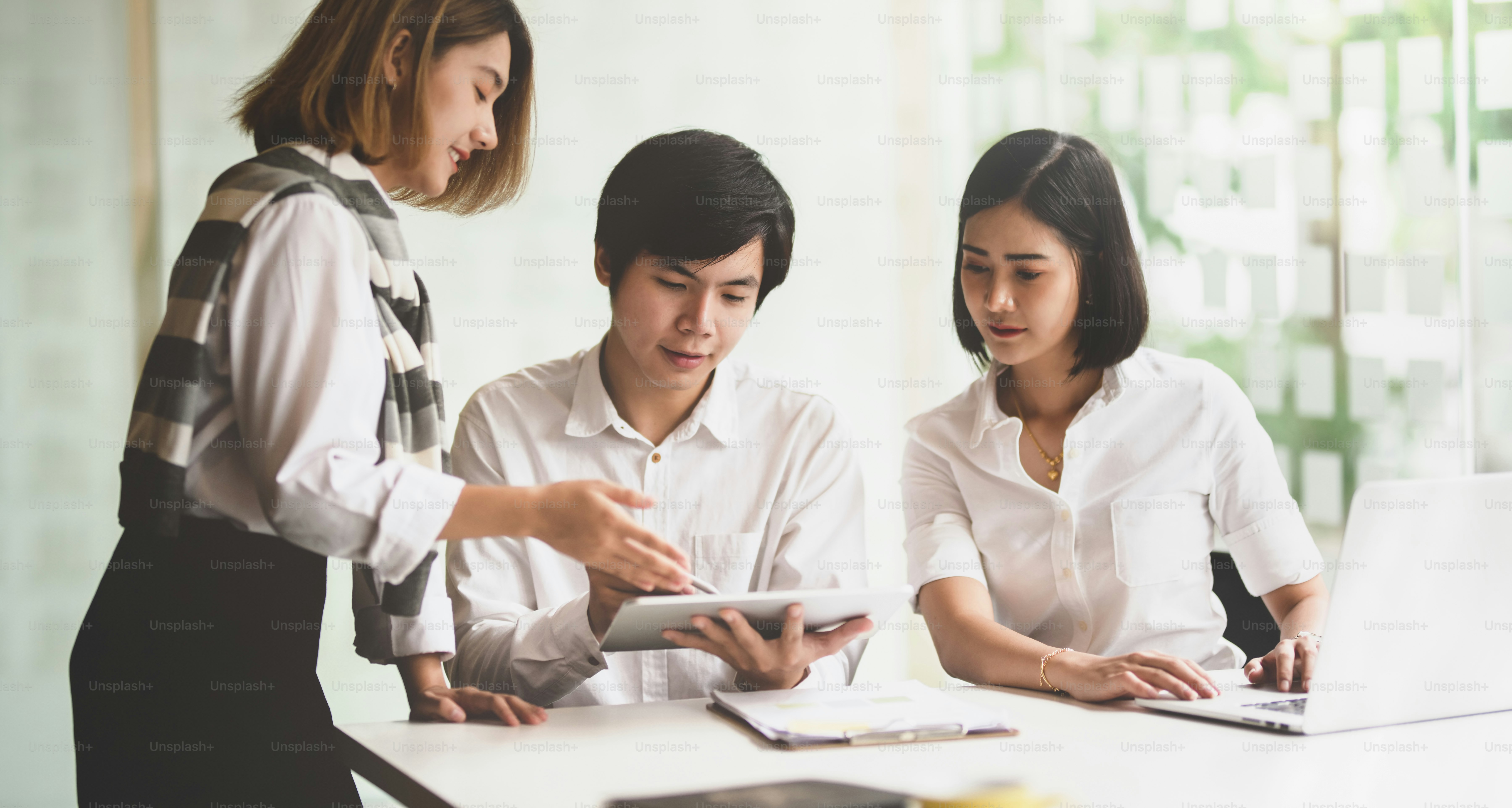 Foto Joven equipo de startups haciendo una lluvia de ideas sobre la estrategia de marketing para ...