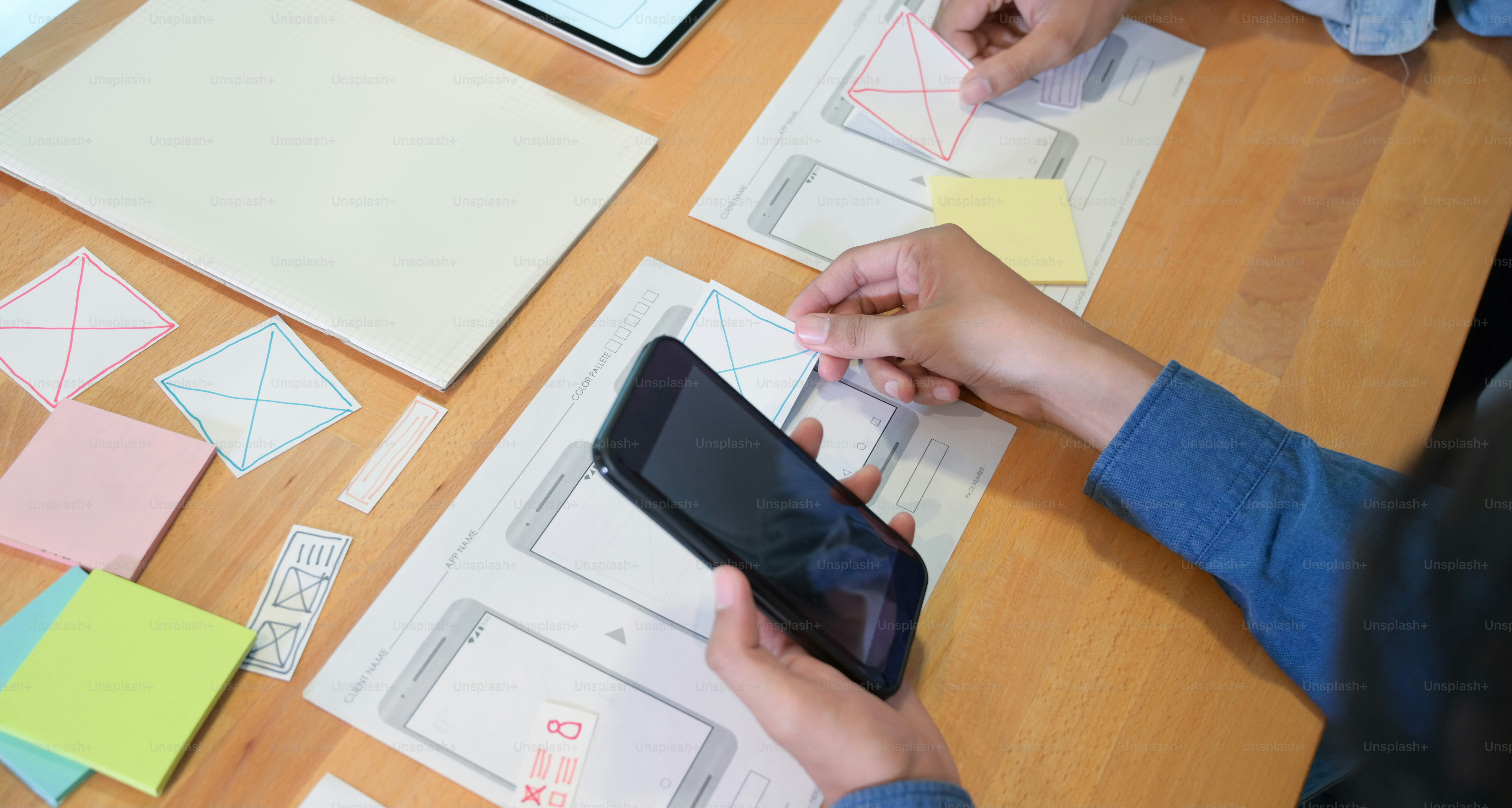 Primer plano de la mano del joven diseñador de UI UX trabajando en su ...