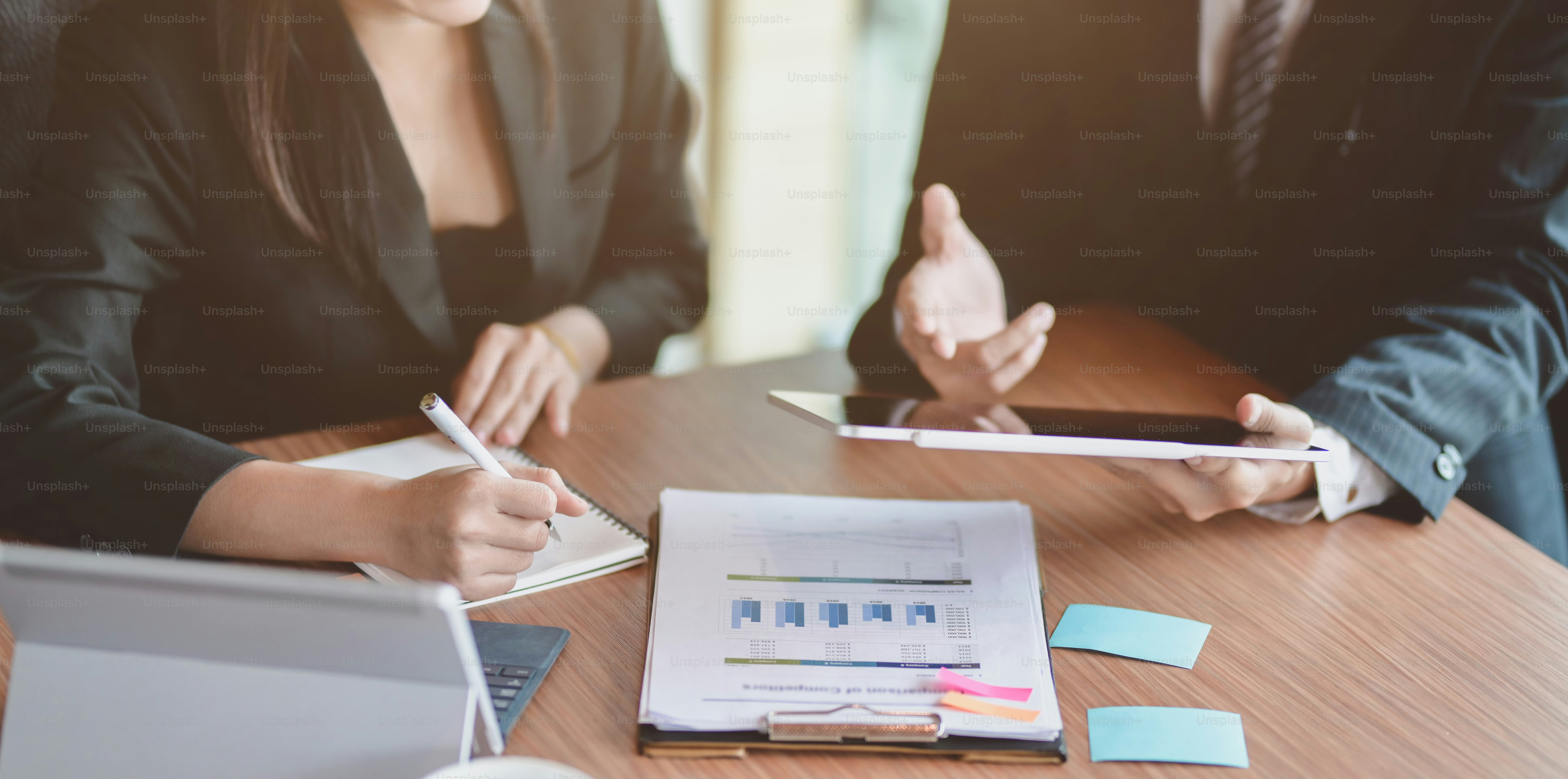 Foto Vista recortada de empresarios motivados que intercambian la idea ...