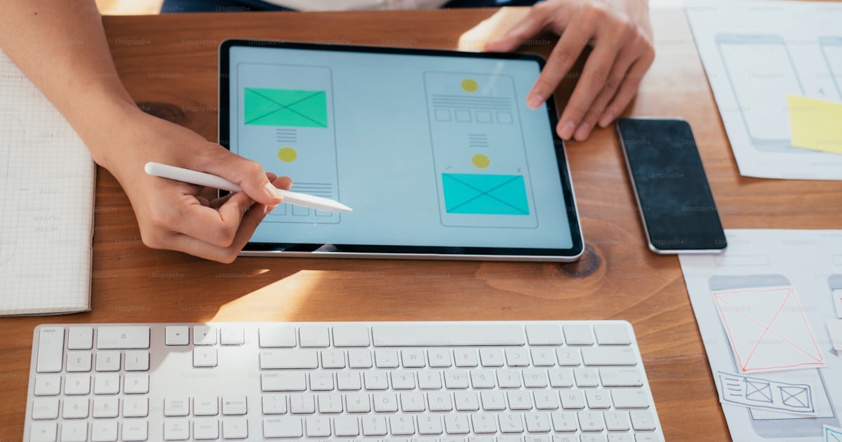 웹 디자이너 Ux Ui 디자이너는 모바일 애플리케이션 사용자 인터페이스를 디자인합니다 창의적인 계획 응용 프로그램 개발