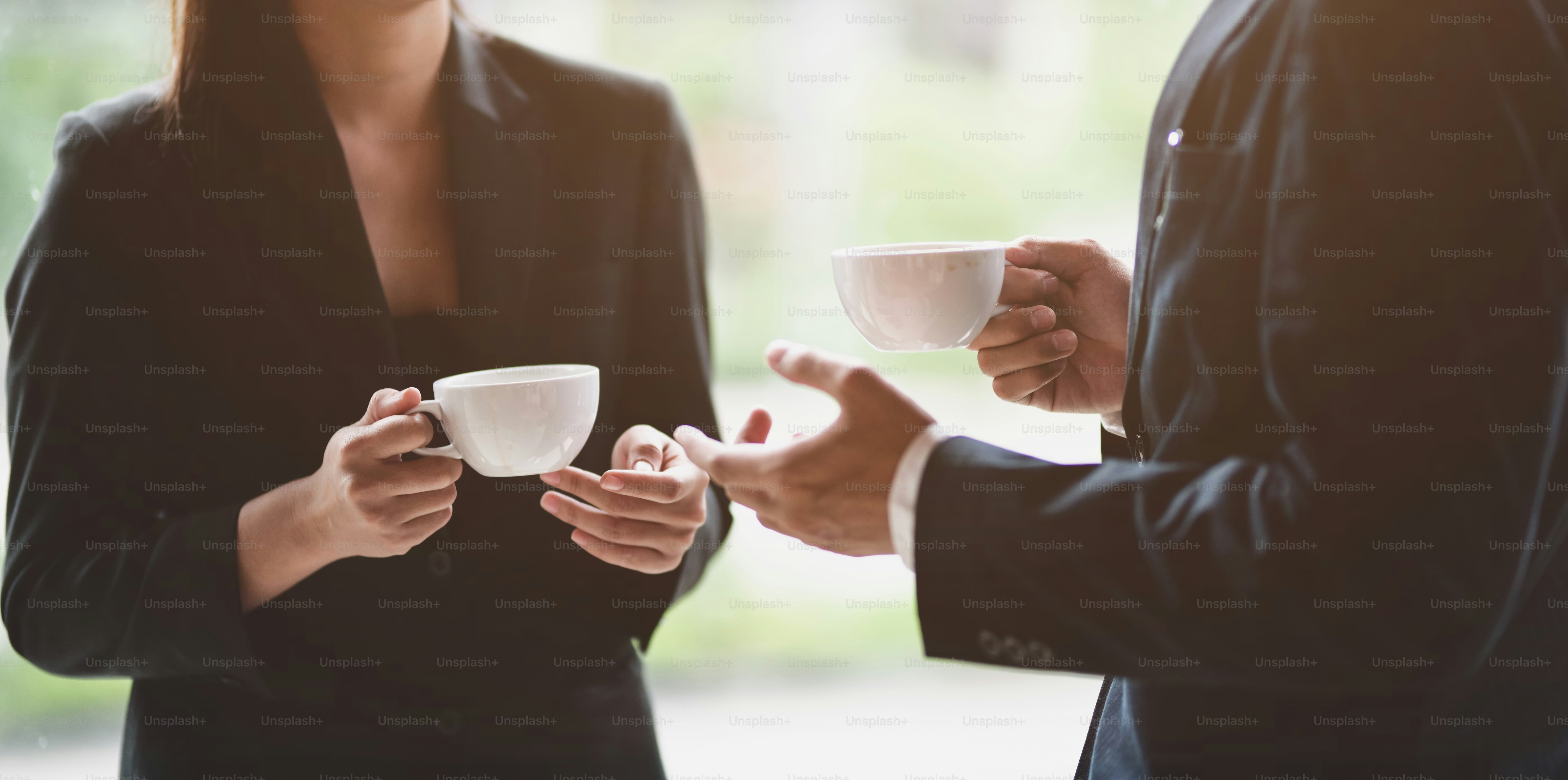 Foto zum Thema Professionelles Business-Team diskutiert während der ...