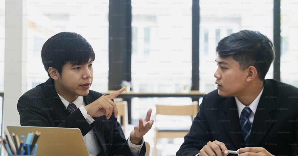 젊은 스타트 업 사업가 팀워크 브레인 스토밍 회의는 새로운 프로젝트 투자에 대해 논의합니다 사진 Unsplash의 양복 이미지