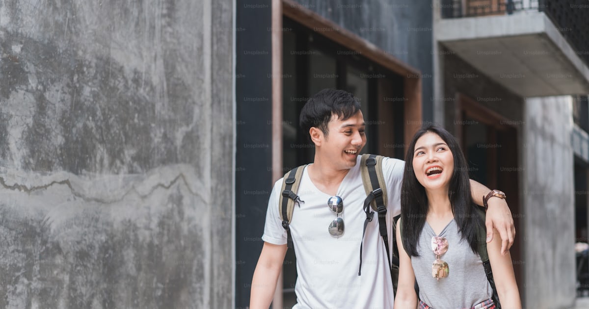 旅行者アジアのバックパッカーのカップルは、中国の北京、チャイナタウンを歩いている陽気な若いティーンエイジャーのカップルで幸せな旅行を感じている