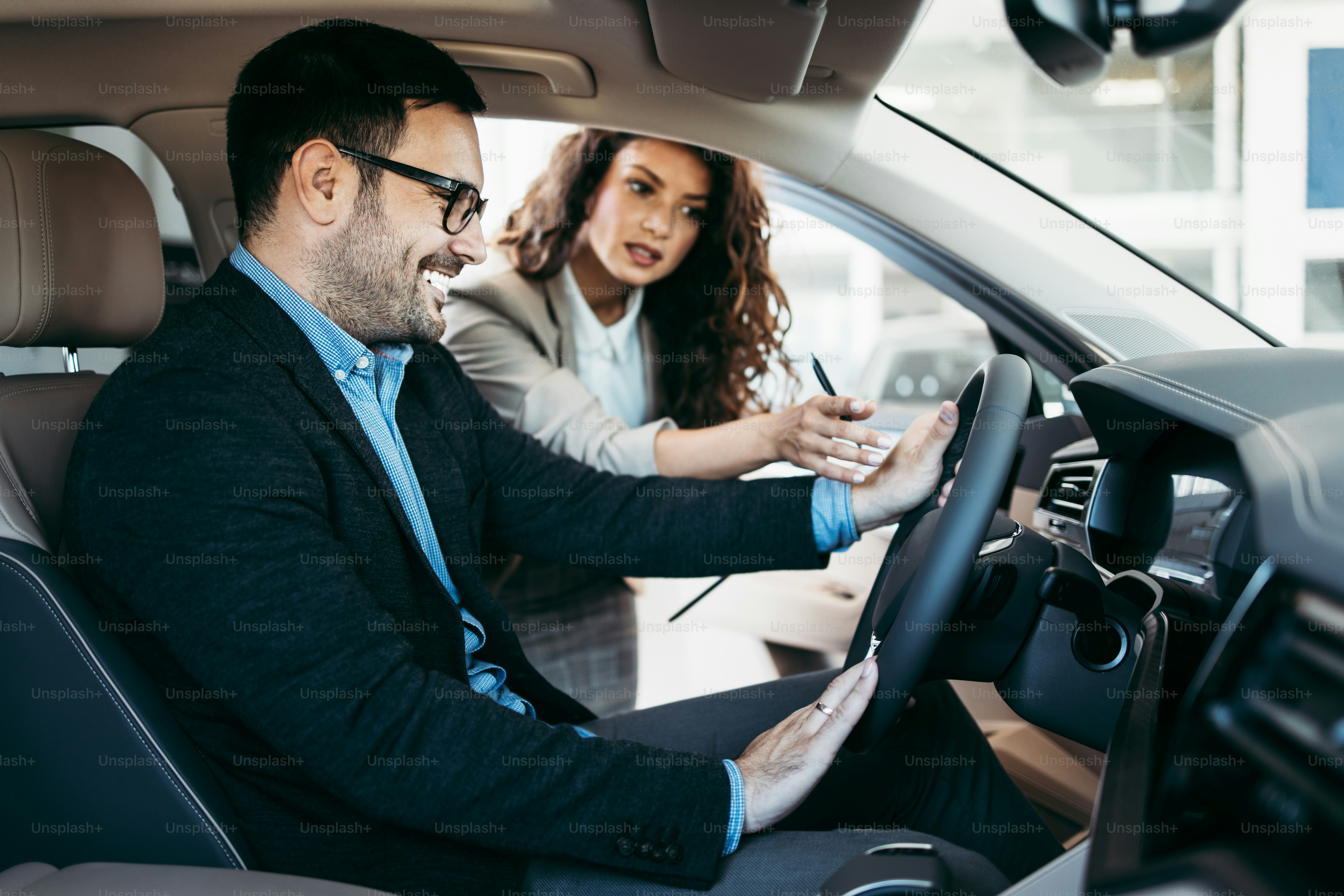 Foto Hombre de negocios feliz de mediana edad que compra un automóvil ...